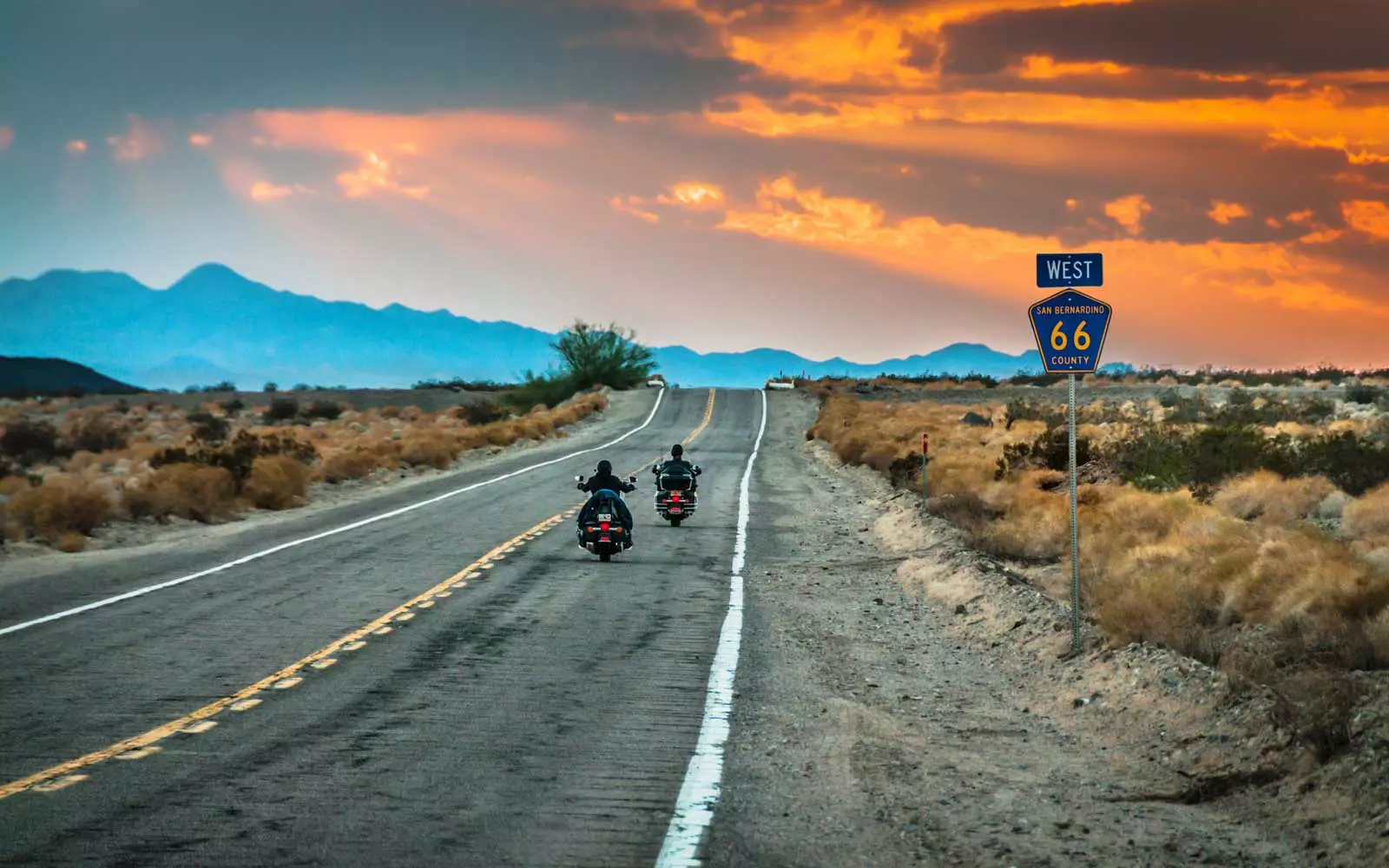 Bi motordun txirrindulari AEBetako Route 66tik ibiltzen dira.