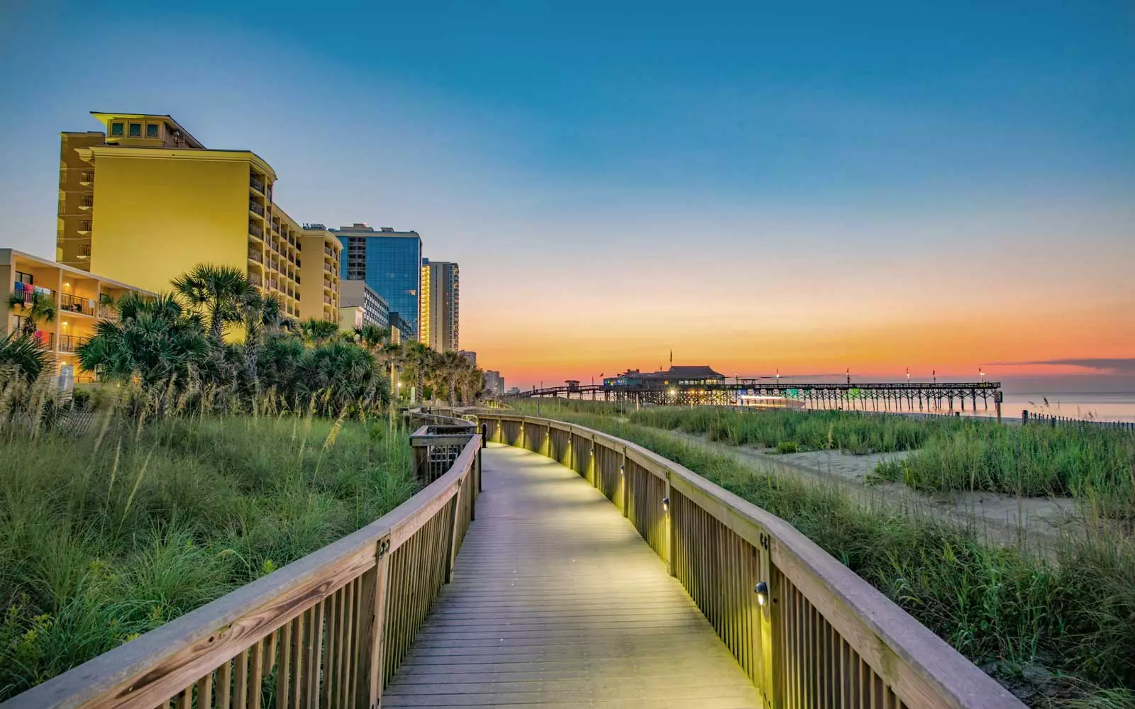 Promenáda Myrtle Beach počas východu slnka v Južnej Karolíne,