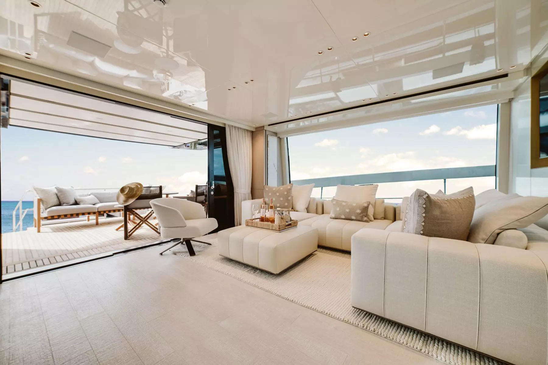 Miami Yacht nga adunay luho nga mga interior