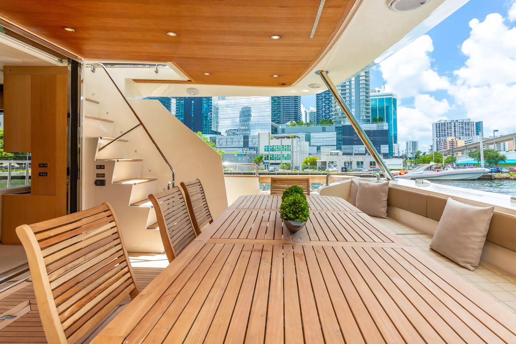 Miami Yacht nga adunay luho nga mga interior