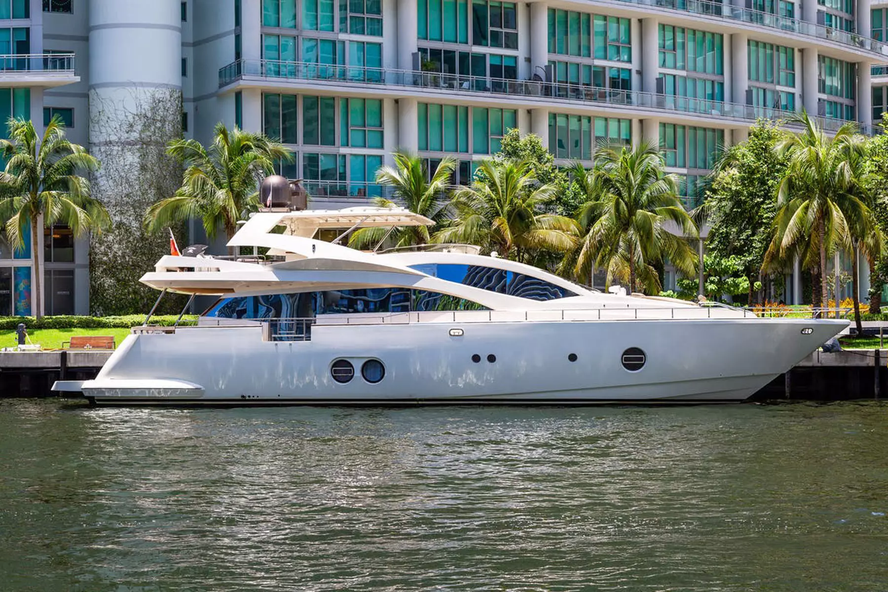 Miami Yacht nga adunay luho nga mga interior