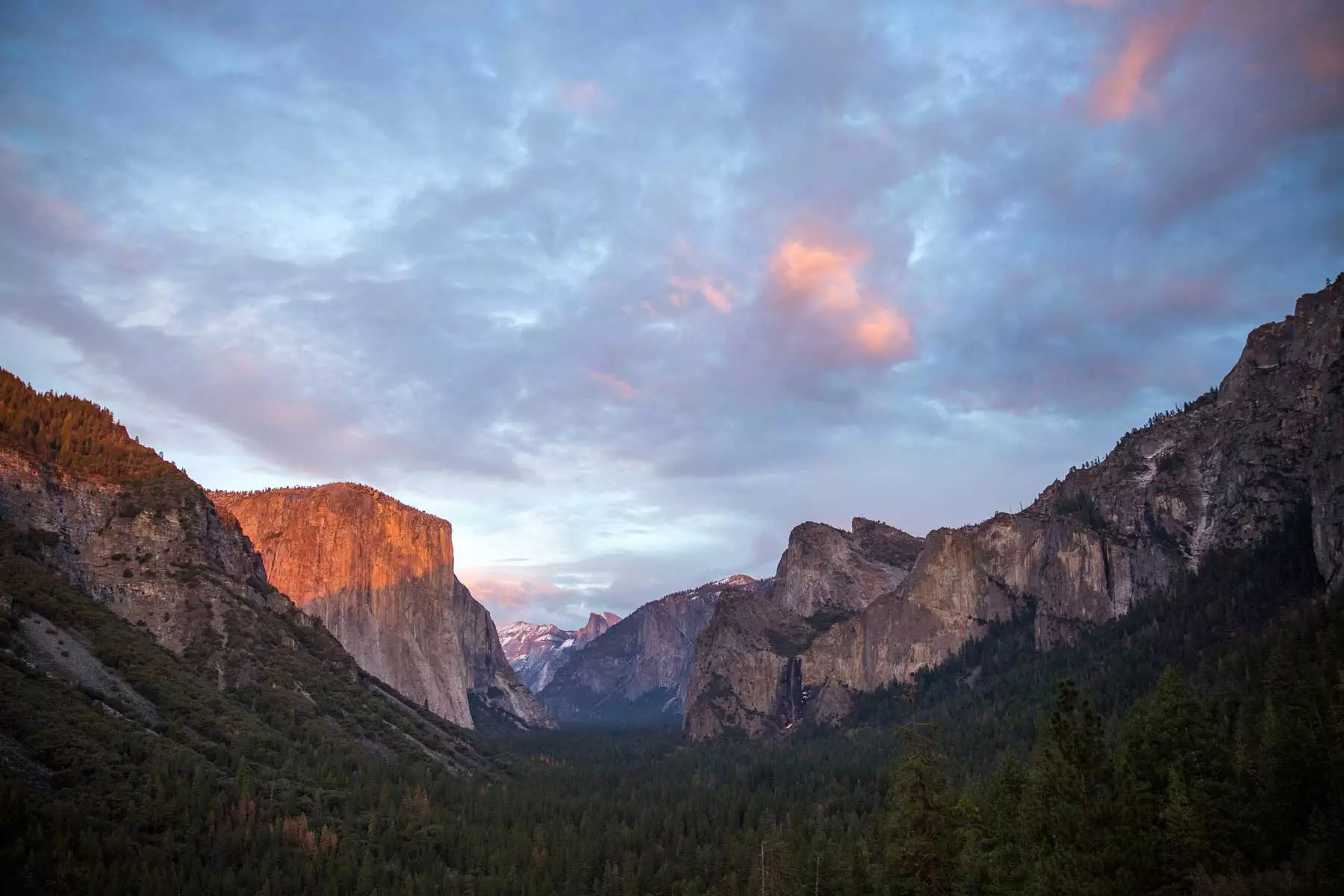 Makulay na maulap na paglubog ng araw sa Tunnel View ng Yosemite National Park