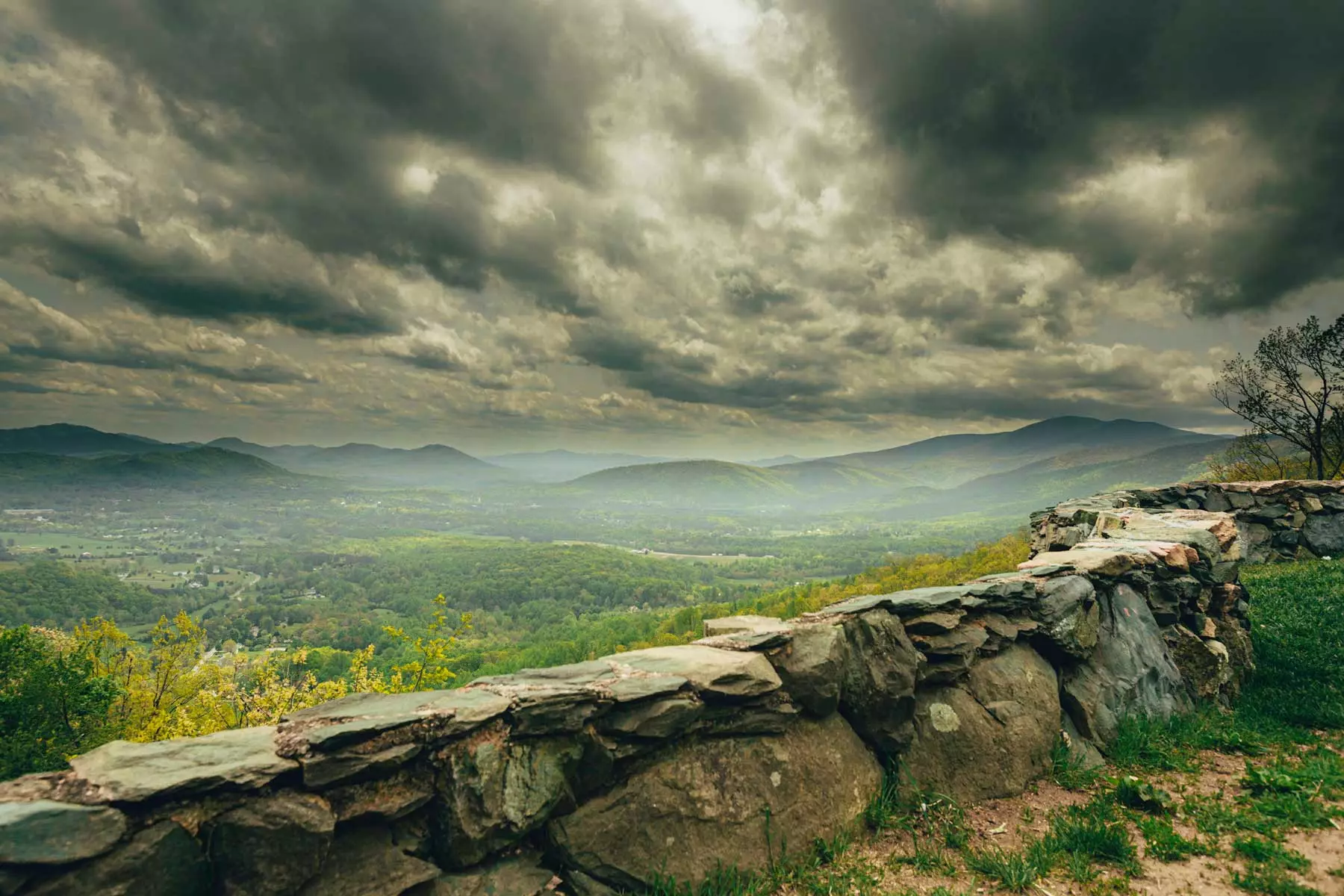 Madulas na kalangitan at mga ulap ng bagyo sa isang magandang tanawin sa paanan ng Shenandoah National Park, Virginia.