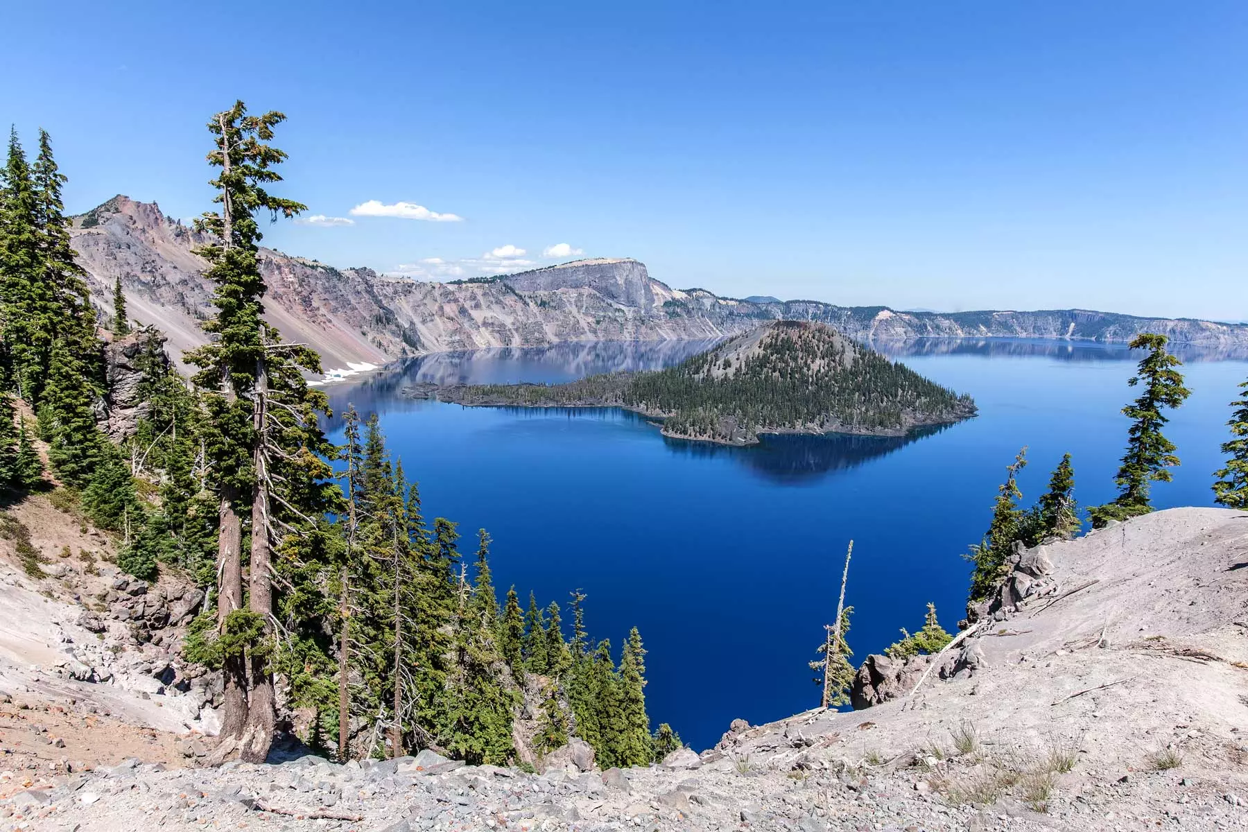 Isang landscape view ng Crater Lake National Park, Oregon