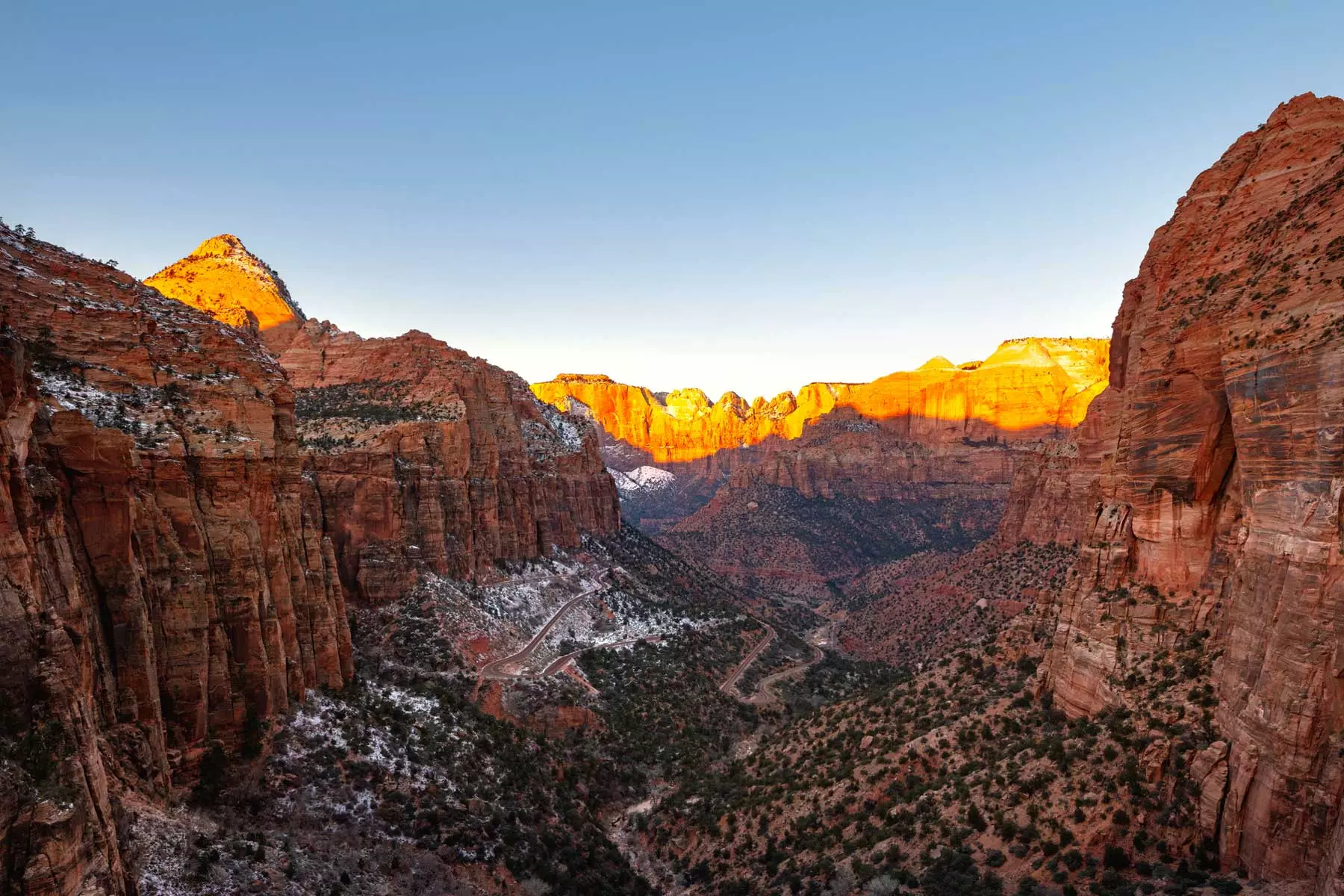 มุมมองจากหุบเขา มองเห็น Zion Canyon ที่มีหิมะ เมื่อพระอาทิตย์ขึ้น กลับซ้าย Bridge Mountain อุทยานแห่งชาติ Zion รัฐยูทาห์