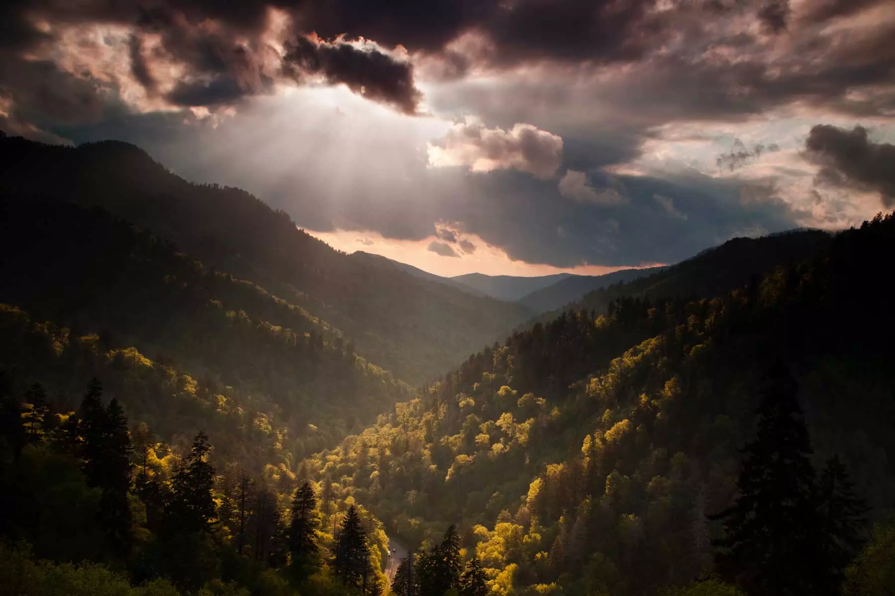 Ang pag-alis ng mga ulap ng bagyo at ang papababang araw sa dapit-hapon ay nagsasama-sama upang magbigay ng dramatikong pag-iilaw at naka-highlight na mga gilid ng bundok na tinitingnan mula sa Morton Overlook sa Great Smoky Mountain National Park.