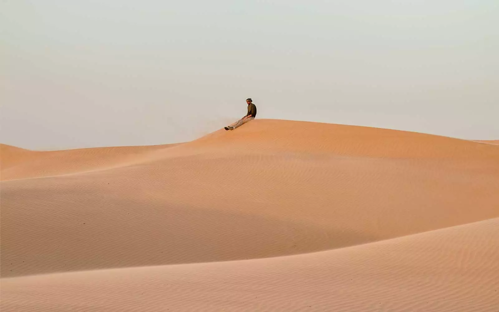 Supre de duno en la Wahiba Sabloj, dezerta regiono en orienta Omano.