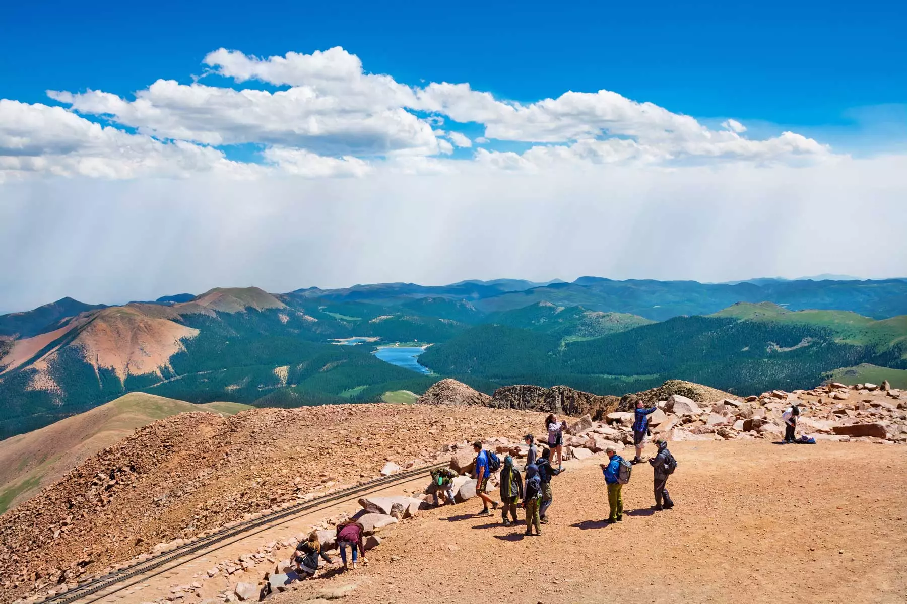 여름날 콜로라도의 파이크스 피크(Pikes Peak) 산 정상에서 하이킹을 하는 사람들.