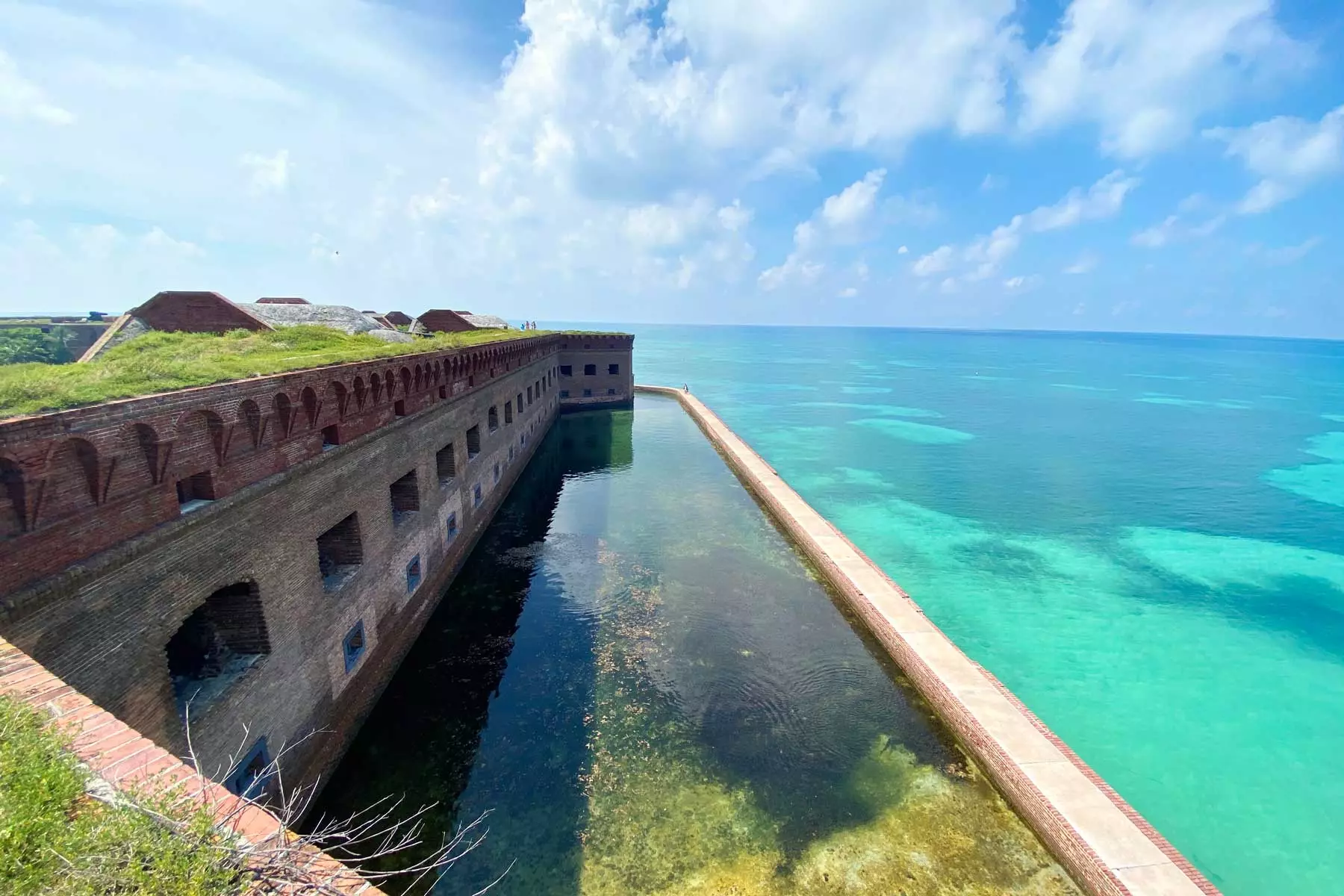 Radharc ó bharr an dúin ag Páirc Náisiúnta Dry Tortugas ag breathnú amach ar an bhfarraige ollmhór