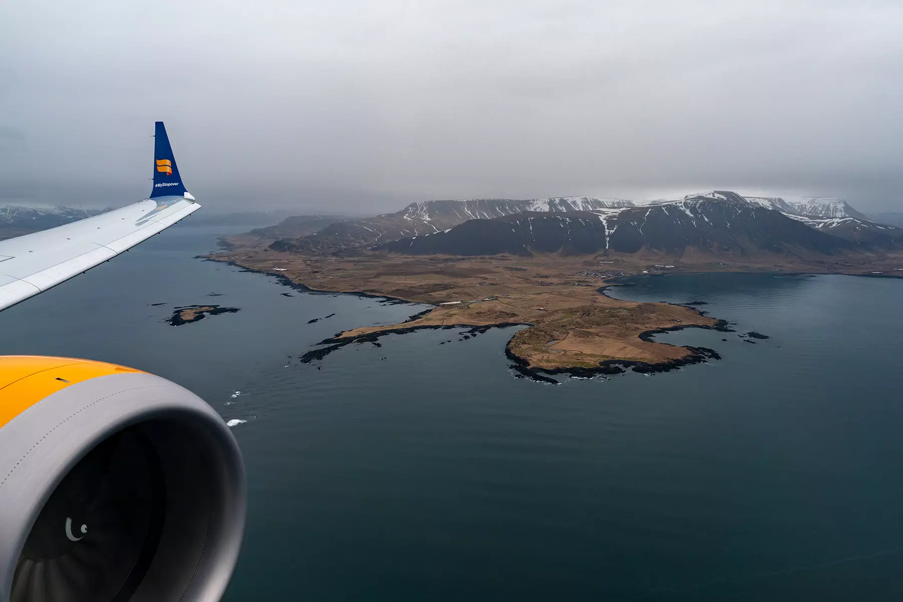 E fofa holim'a libaka tse ntle tsa Iceland ho tšoaea ho fihla ha sefofane se secha sa Icelandair sa Boeing 737 MAX 8