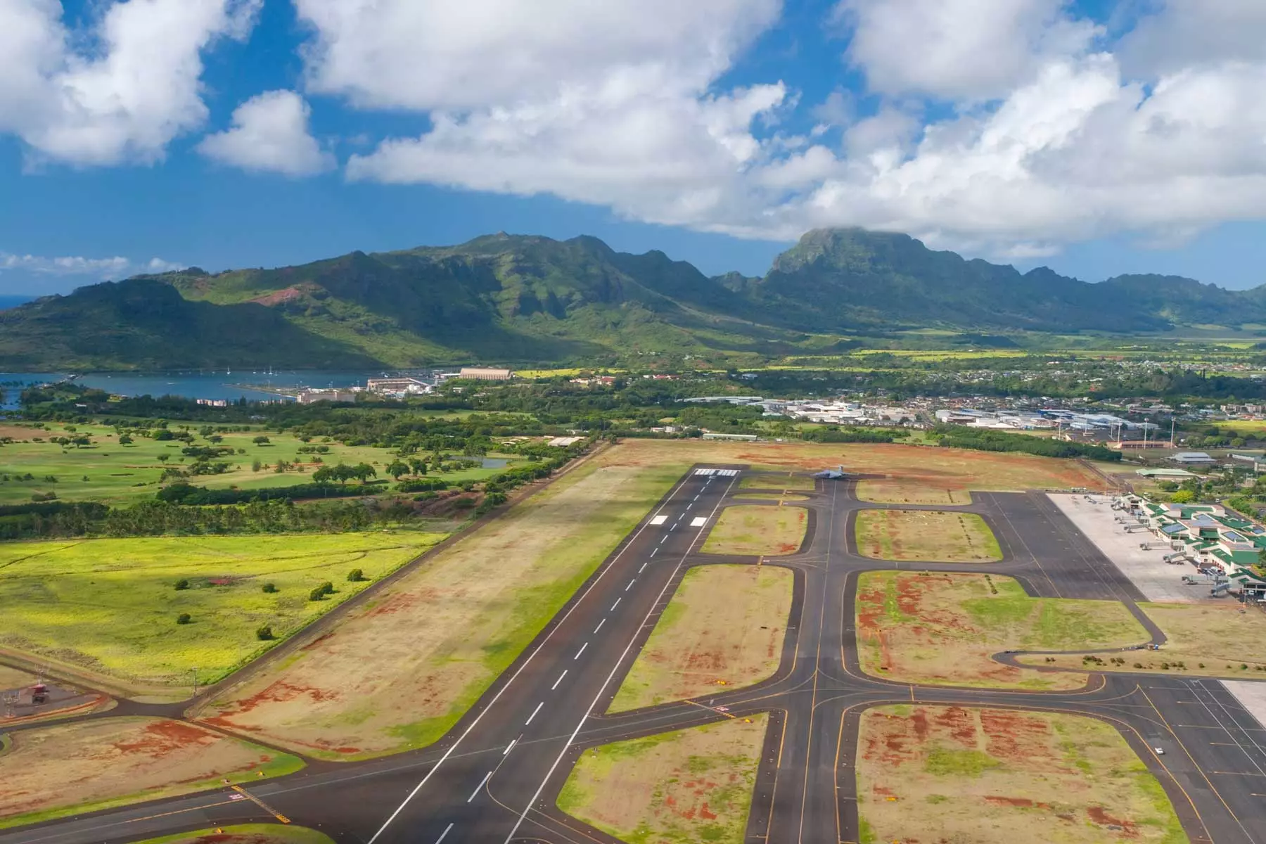 Kauai, हवाई च्या Lihue विमानतळाचे हवाई दृश्य