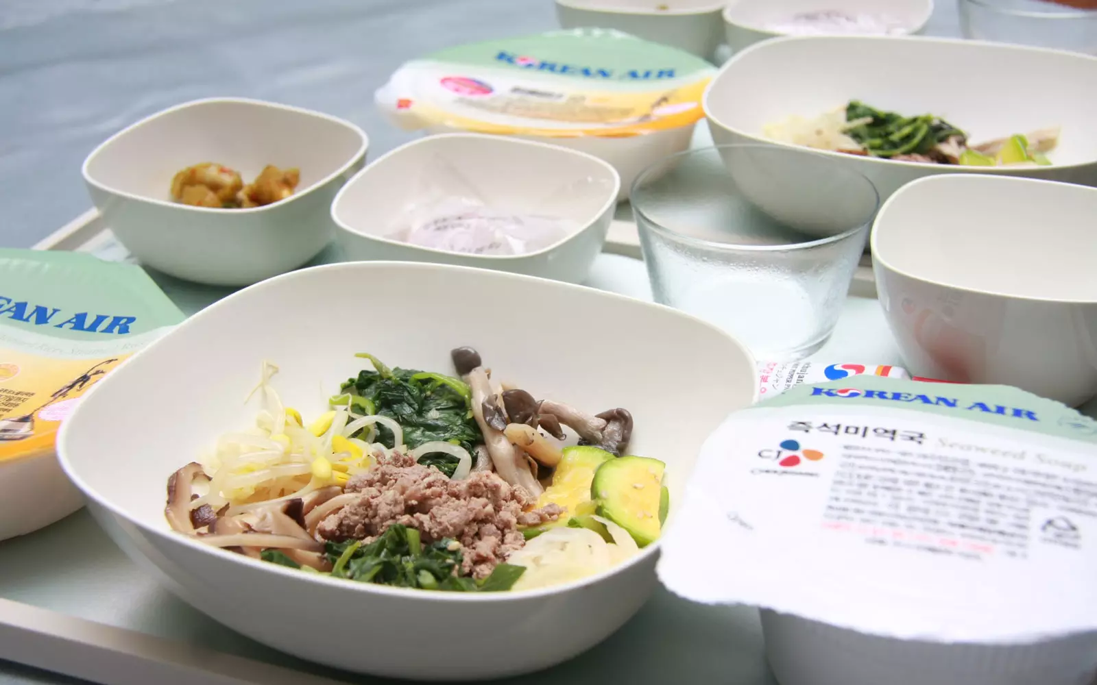 کورین ایئر پر bibimbap جیسی مقامی خصوصیات پر کھانا کھائیں۔