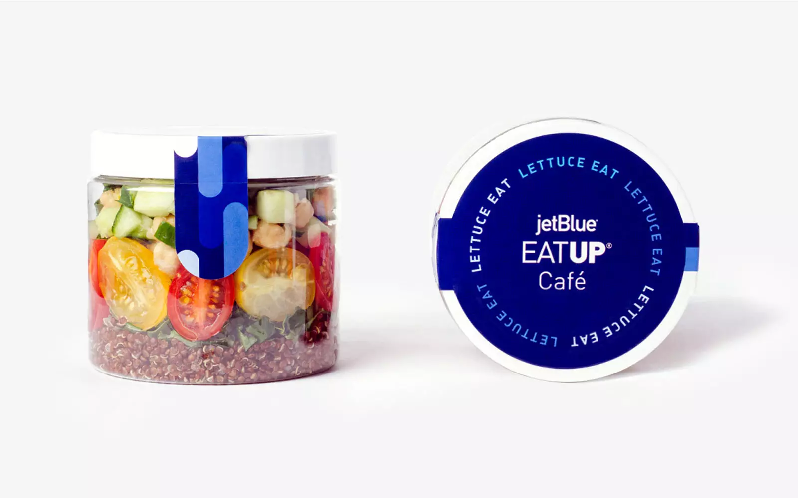 JetBlue's saladeshakers kombinearje farske yngrediïnten lykas boerenkool, quinoa, komkommer, tomaten en hakke krûden.