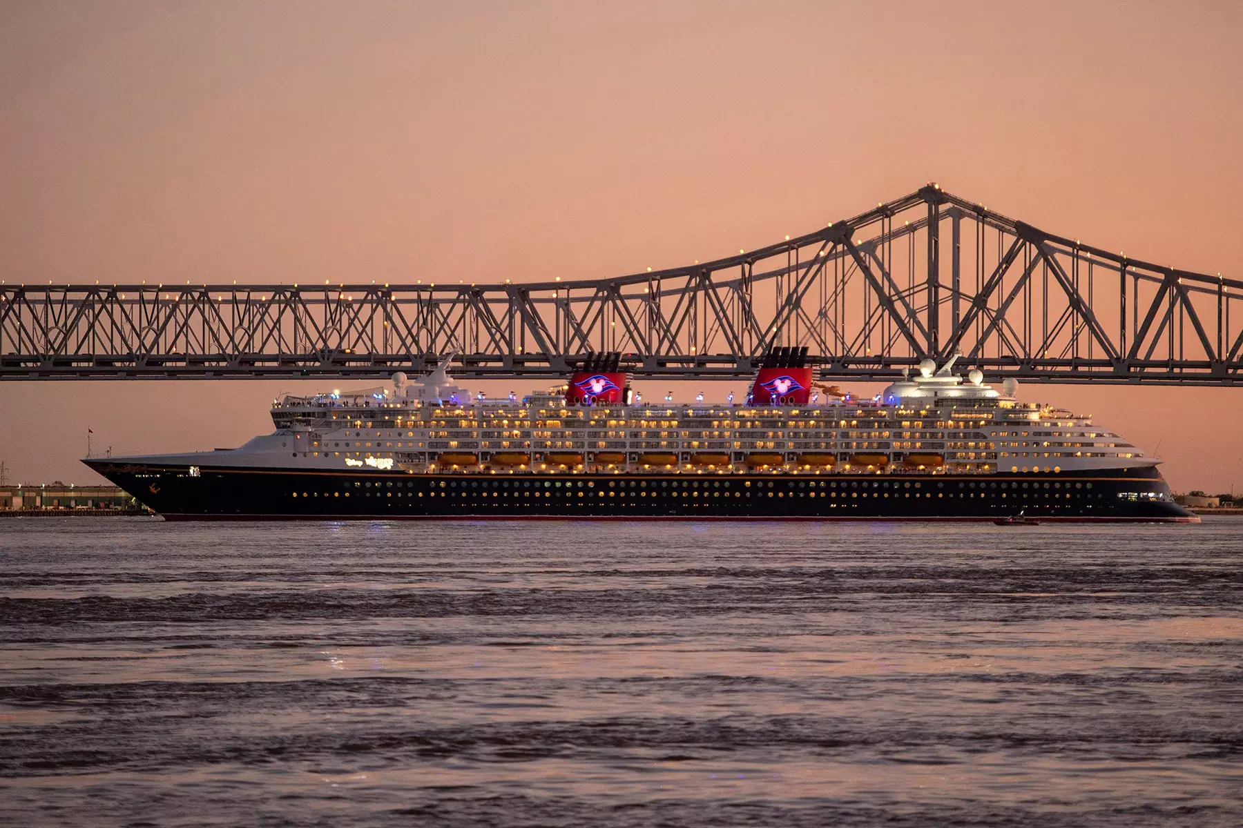 Disney Cruise Line nembé ngaluncurkeun usum pelayaran perdana ti New Orleans.