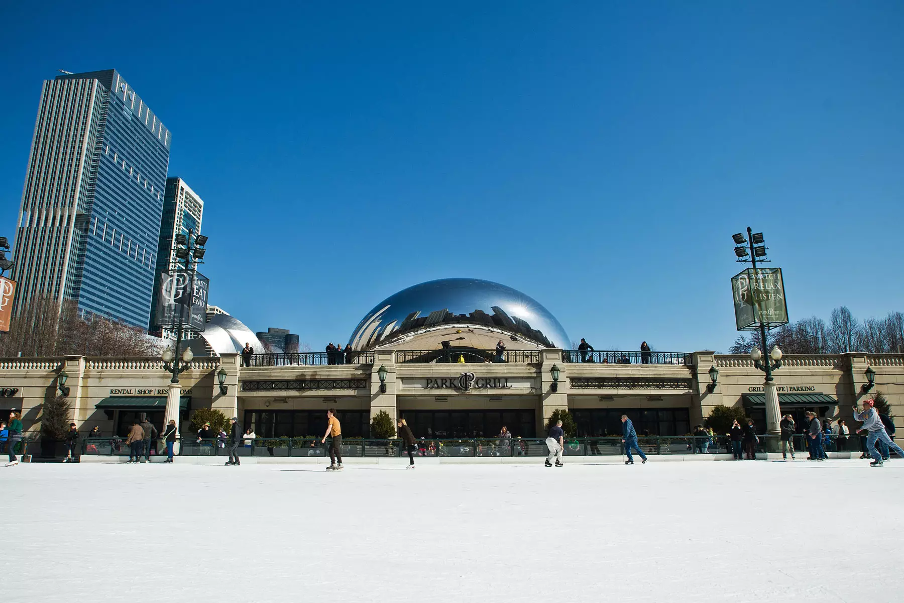 Wiwo gbogbogbo ti awọn skaters yinyin ni Chicago's Millennium Park ni Oṣu Kẹta Ọjọ 8, Ọdun 2013 ni Chicago, IL.