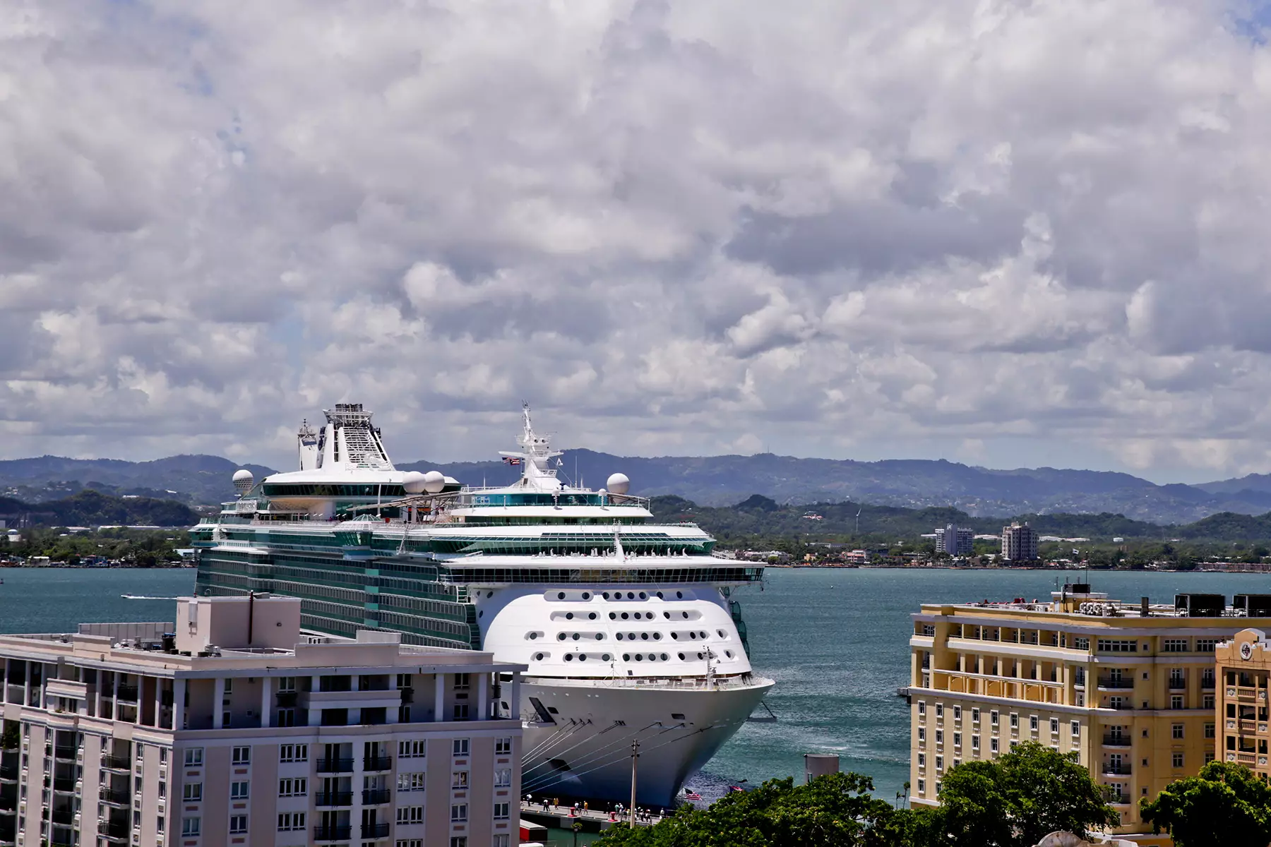 Jirgin ruwan 'yanci na Royal Caribbean Cruises Ltd. Yana zaune a tashar jiragen ruwa na San Juan a Old San Juan, Puerto Rico,