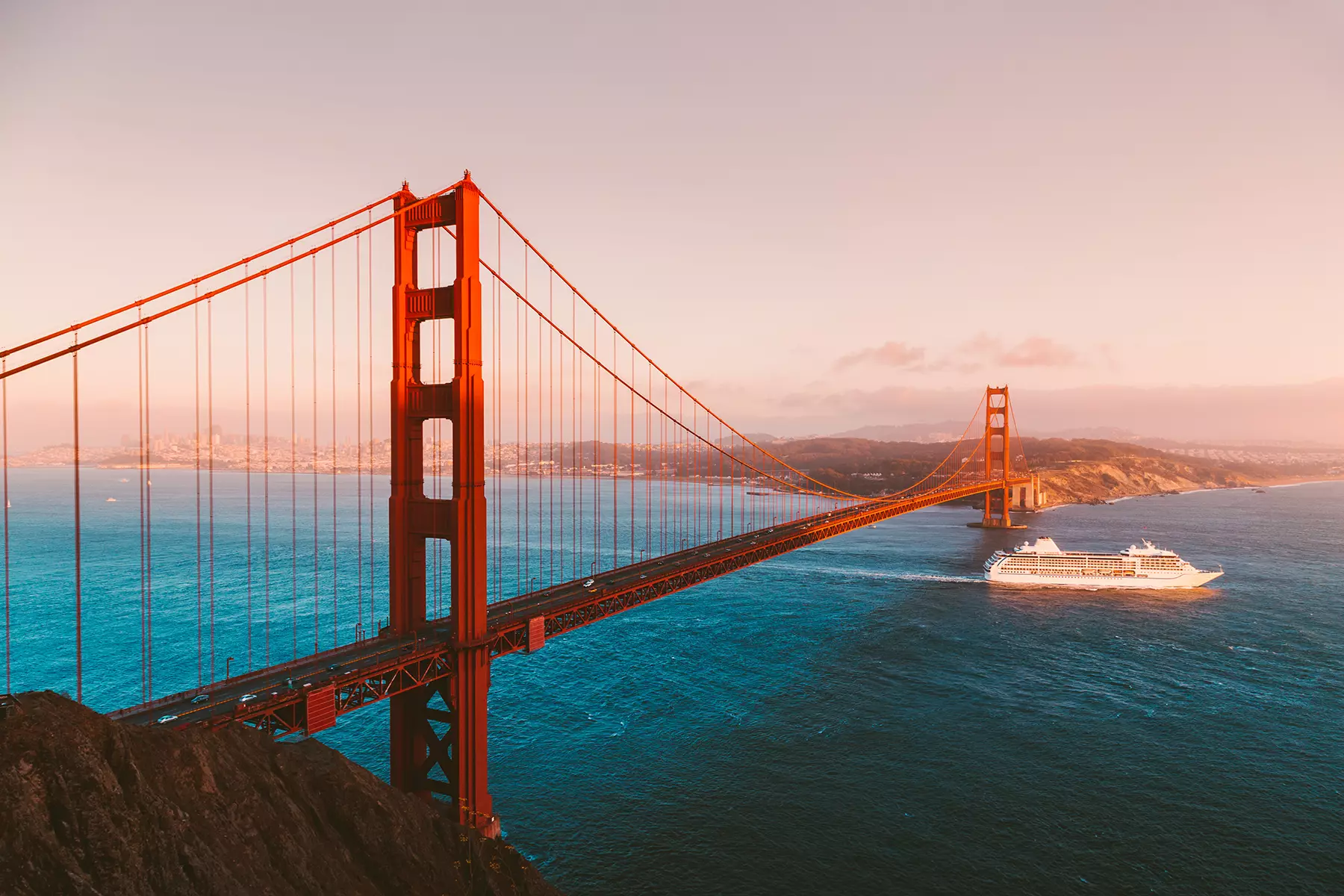 Kyawawan kallo na panorama na jirgin ruwa mai wucewa ta shahararriyar gadar Golden Gate