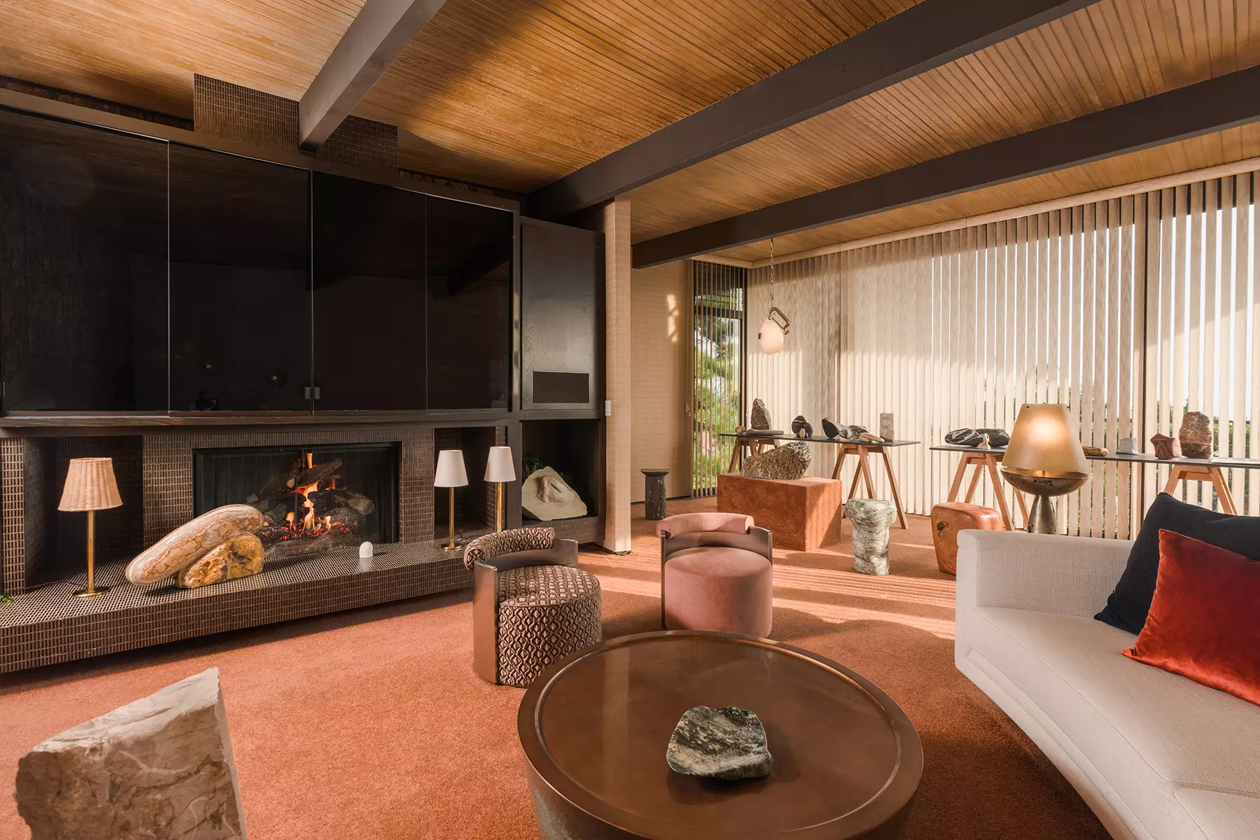 A sala de estar dentro de 1650 Carla Ridge Beverly Hills