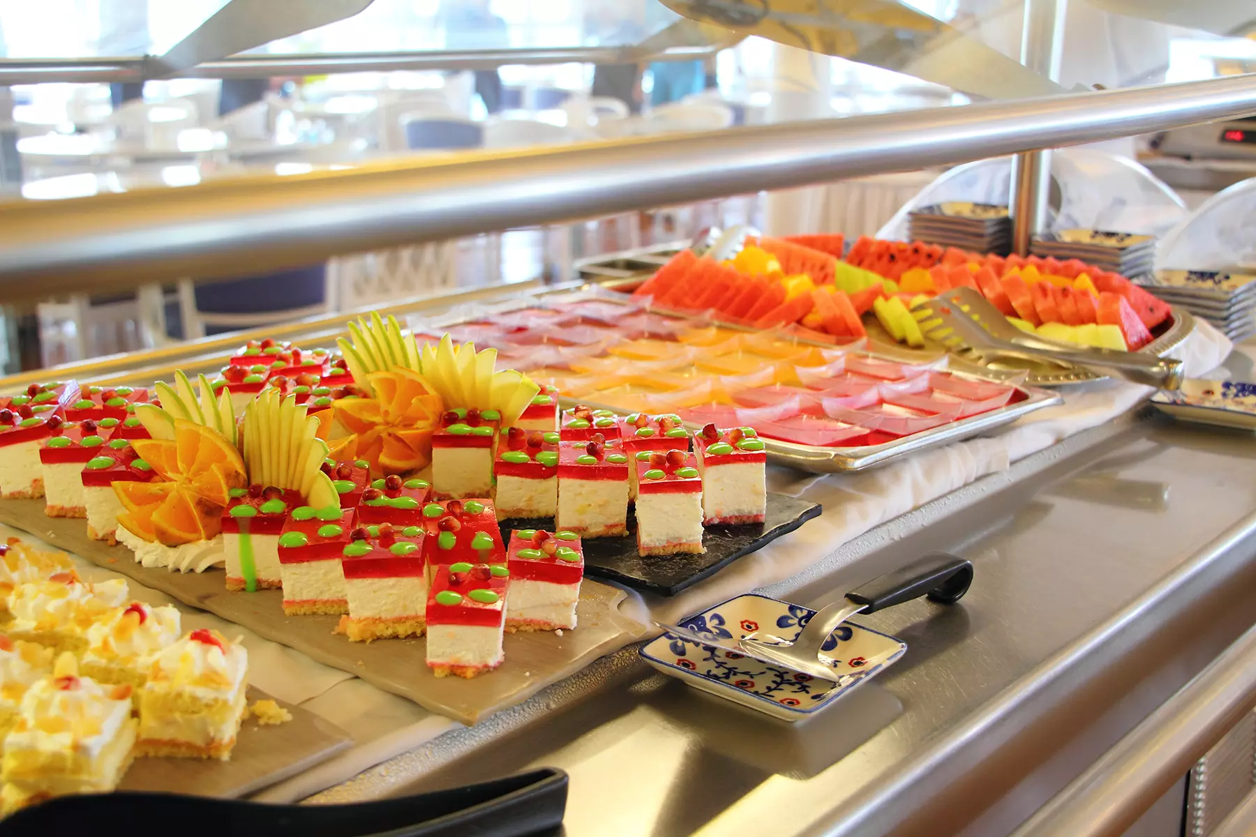 desertų švediškas stalas kruizinio laivo restorane