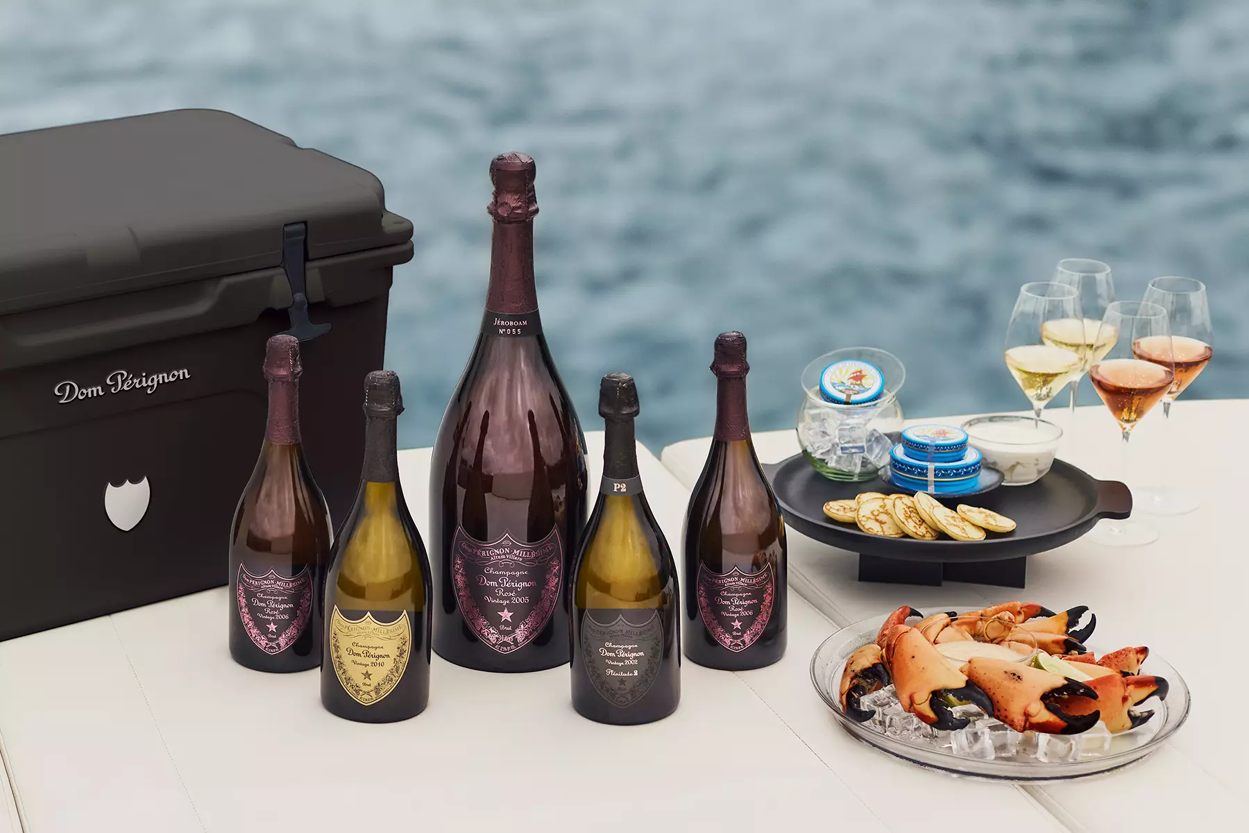 Mga botelya sa Dom Perignon ug hakog gikan sa Dom Perignon Yacht Concierge