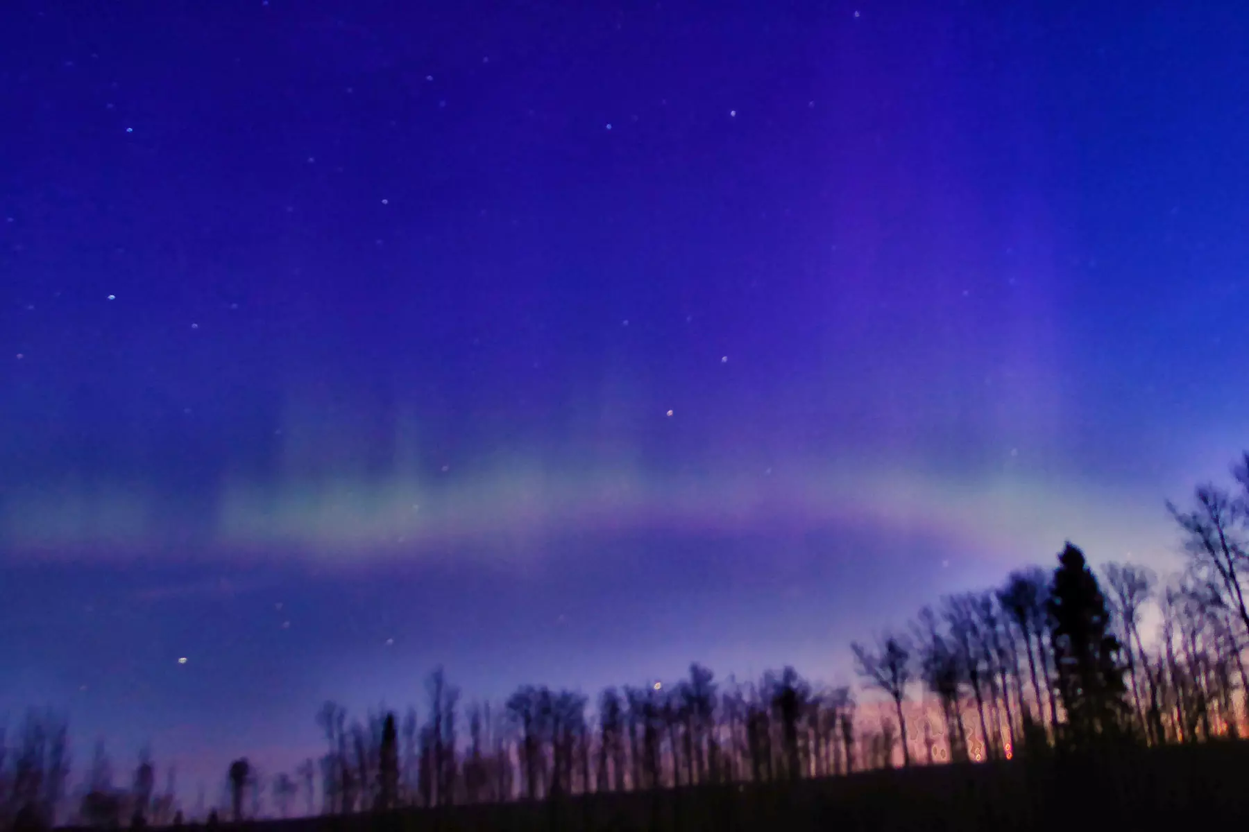 Idansa kancane i-Northern Lights ngaphesheya kwe-Sky, Alberta, Canada