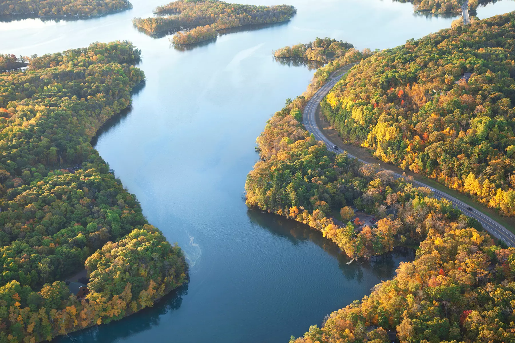 Msewu wokhota m'mphepete mwa Mtsinje wa Mississippi pafupi ndi Brainerd, Minnesota kugwa.