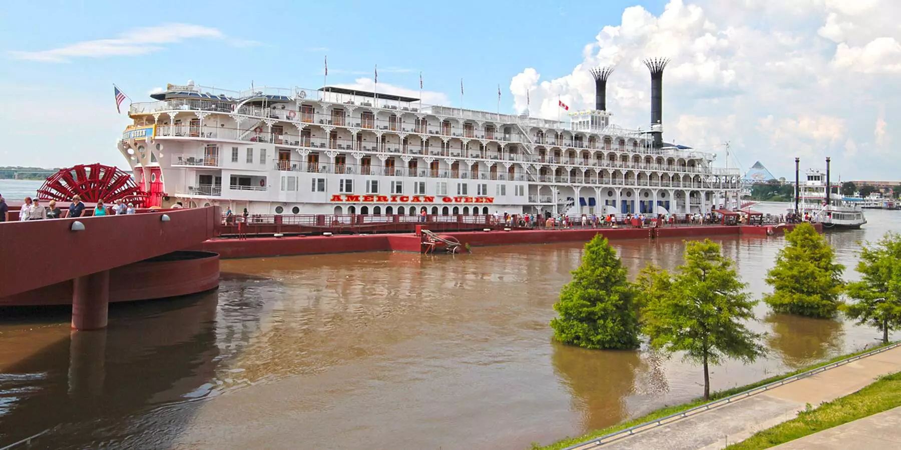 American Queen Steamboat Company Rebrands minangka American Queen Voyages, Nambahake Perjalanan Anyar