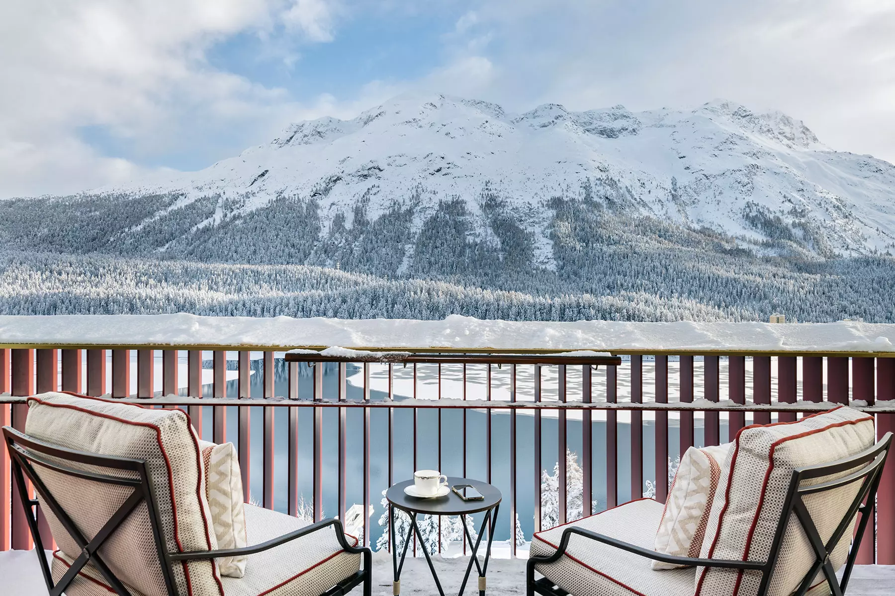 Udsigten fra St. Moritz Suite på Badrutts Palace Hotel