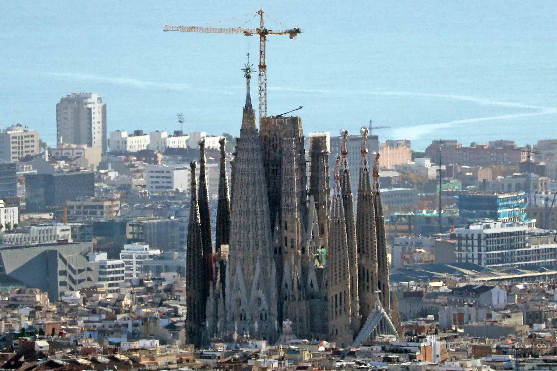 Het die ligster in die toring van die Sagrada Família geplaas, wat nou 'n hoogte van 138 meter bereik. Die ster weeg 5,5 ton, is 72 meter in deursnee en het 1,5 miljoen euro gekos, in Barcelona, op 29 November 2021.