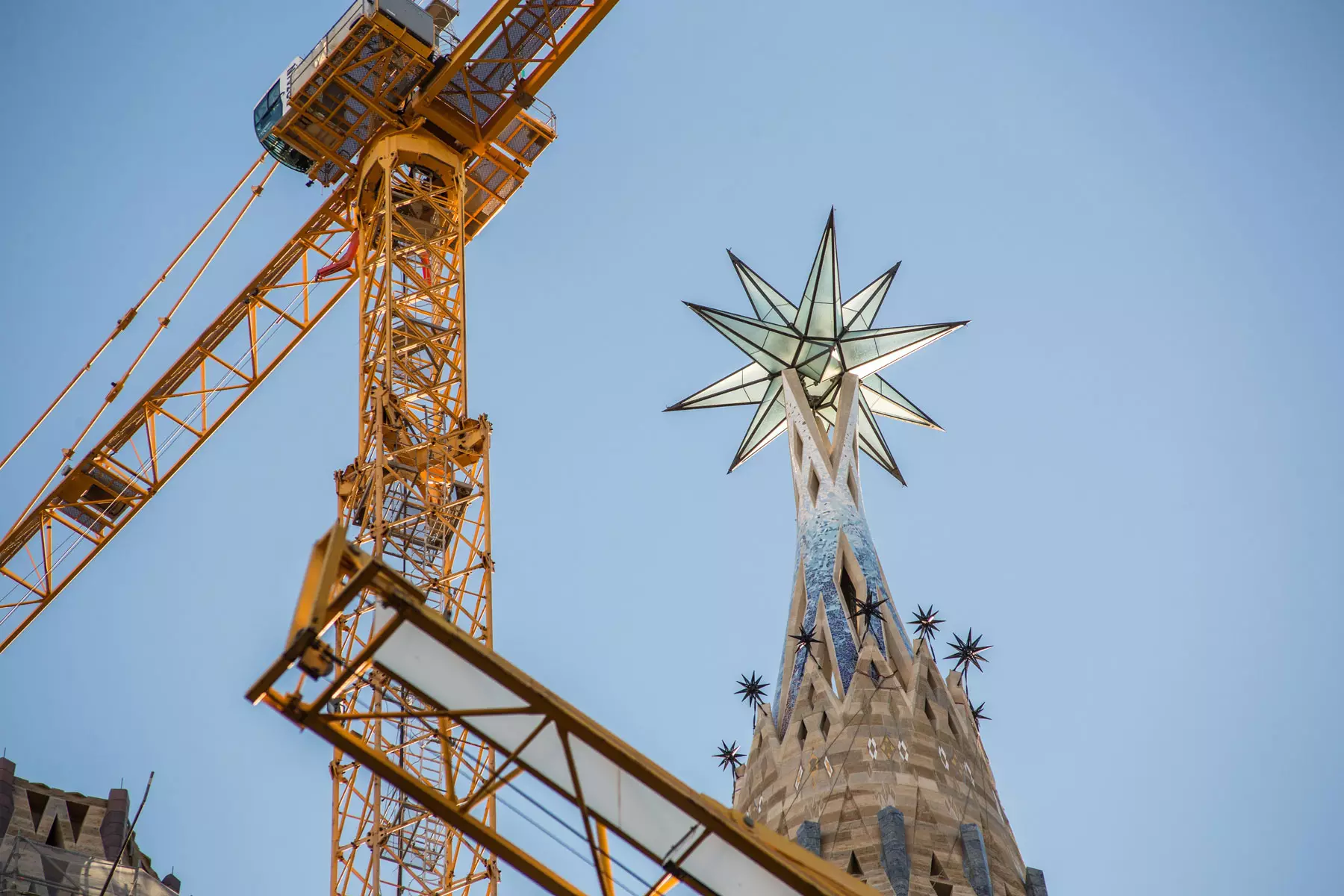 බාසිලෝනාහි Sagrada Familia හි බැසිලිකාවේ Virgin Mary tower මුදුනේ දොළහකින් යුත් තරුවක් ස්ථාපනය කරන ලදී.