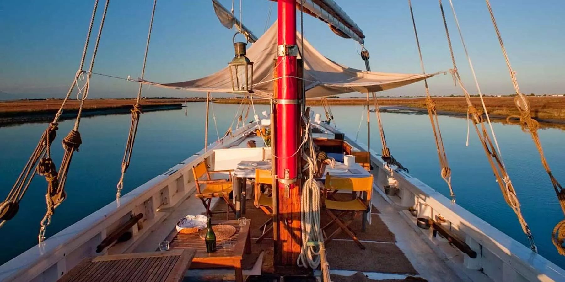 Dëst flaach-Buedem Fëscherboot ass deen authenteschsten an leckerste Wee fir Venedeg z'entdecken