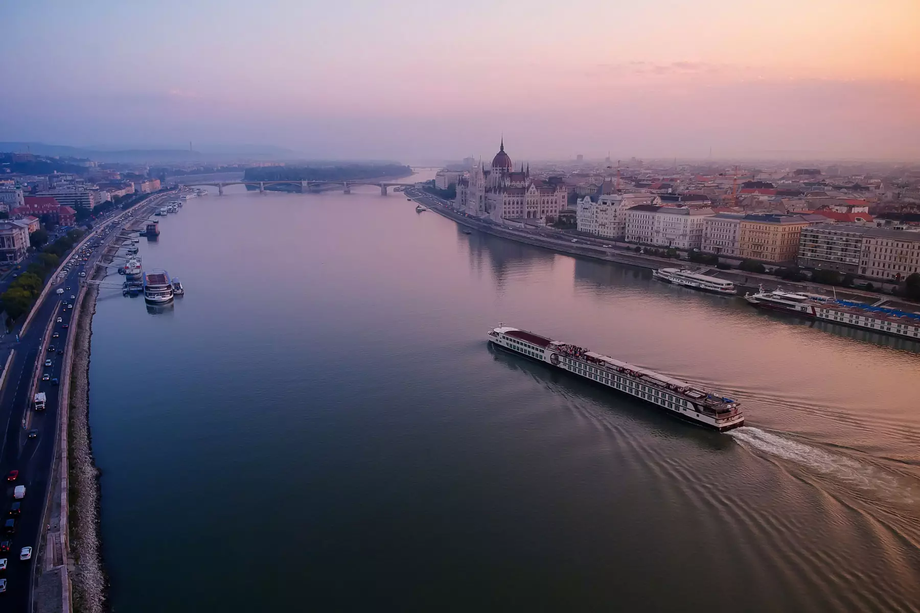 Riviervaartskip op die Donau-rivier vroegoggend