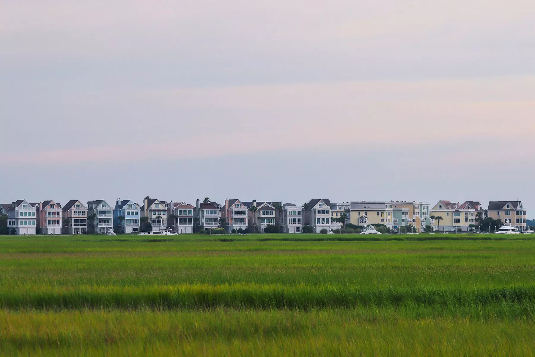 Casas costeiras, o pântano e a ponte Ben Sawyer podem ser vistos de longe, em uma tarde úmida de verão.