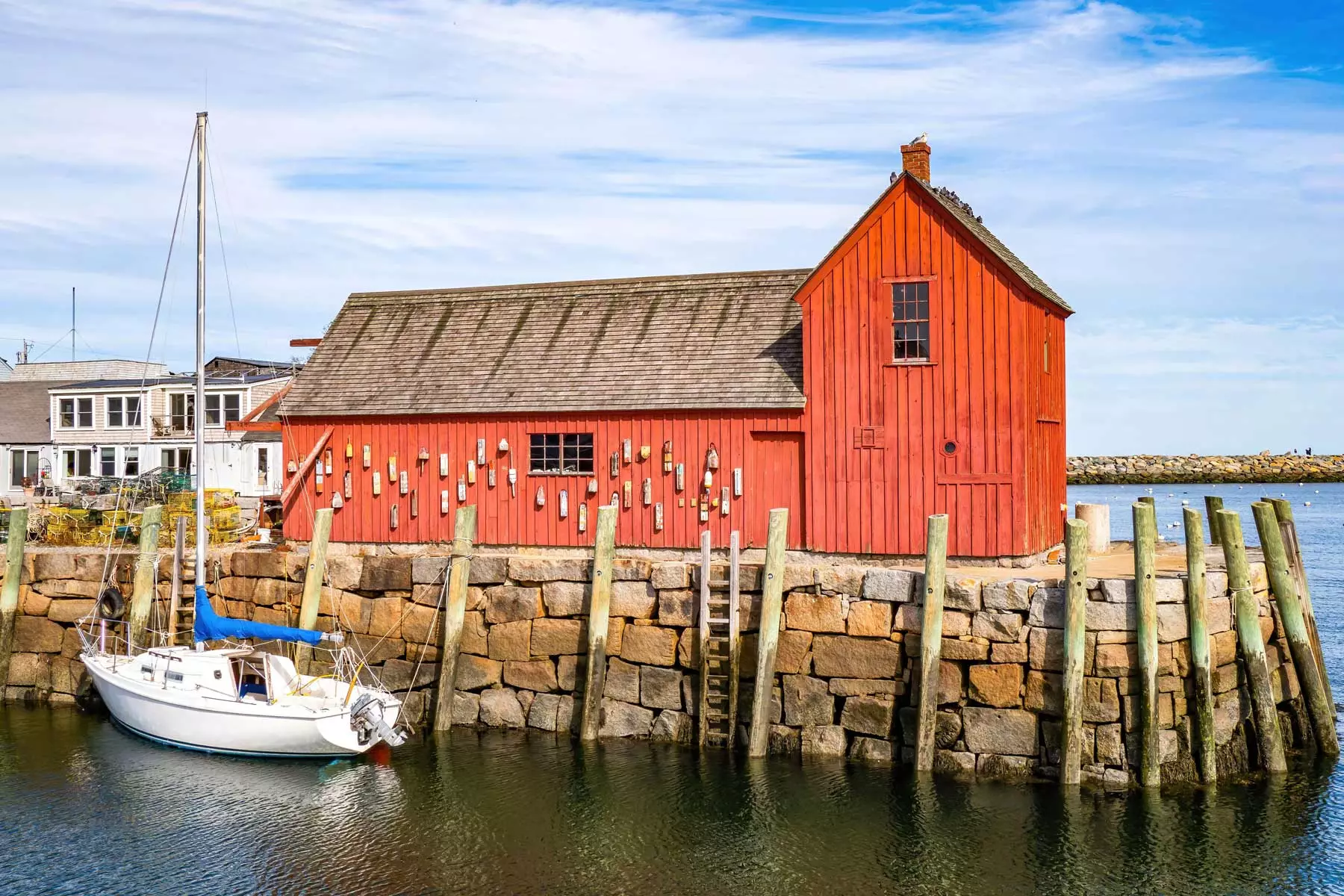 Ikooniline punane kalamaja vee peal Massachusettsi osariigis Rockportis