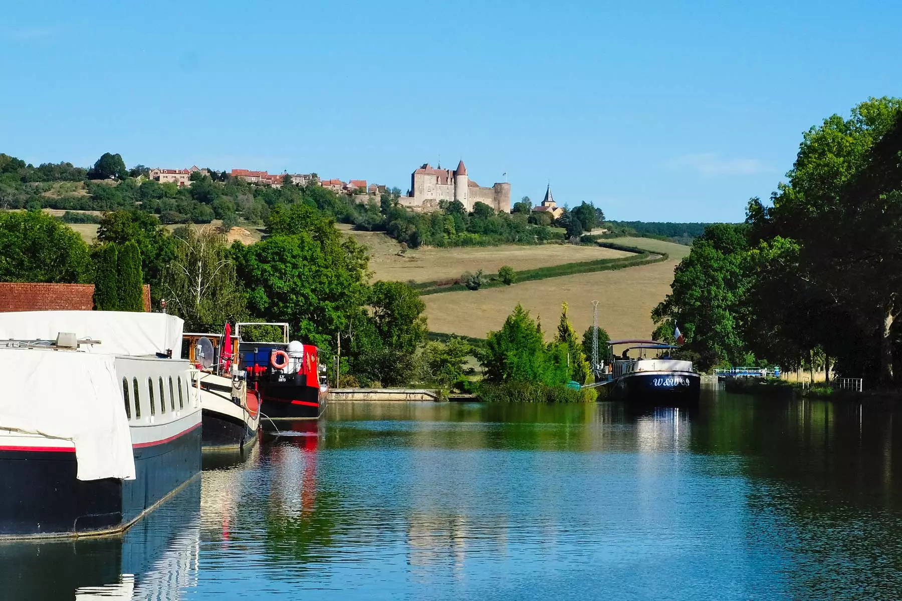 Средновековното селище Châteauneuf-en-Auxois