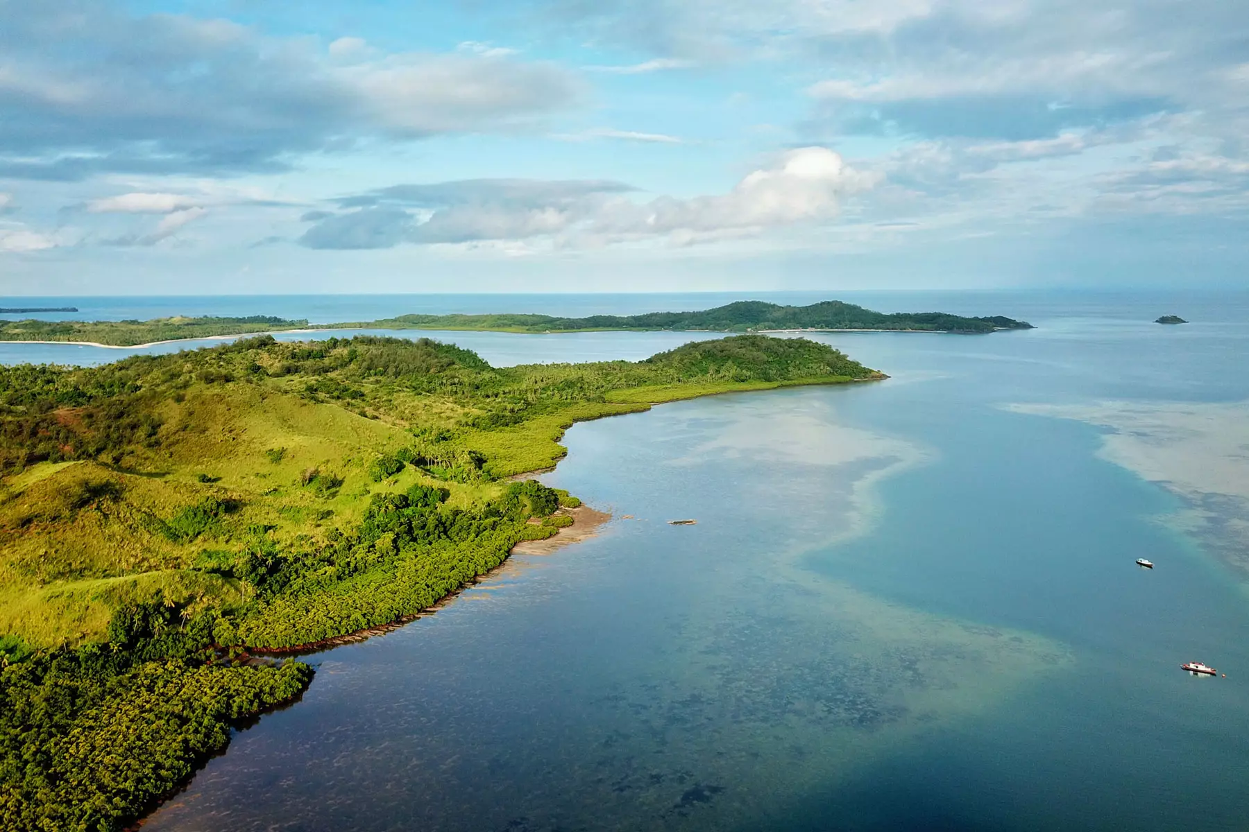 Αεροφωτογραφία του Vuake, Φίτζι με τα γαλάζια νερά και τον γαλάζιο ουρανό
