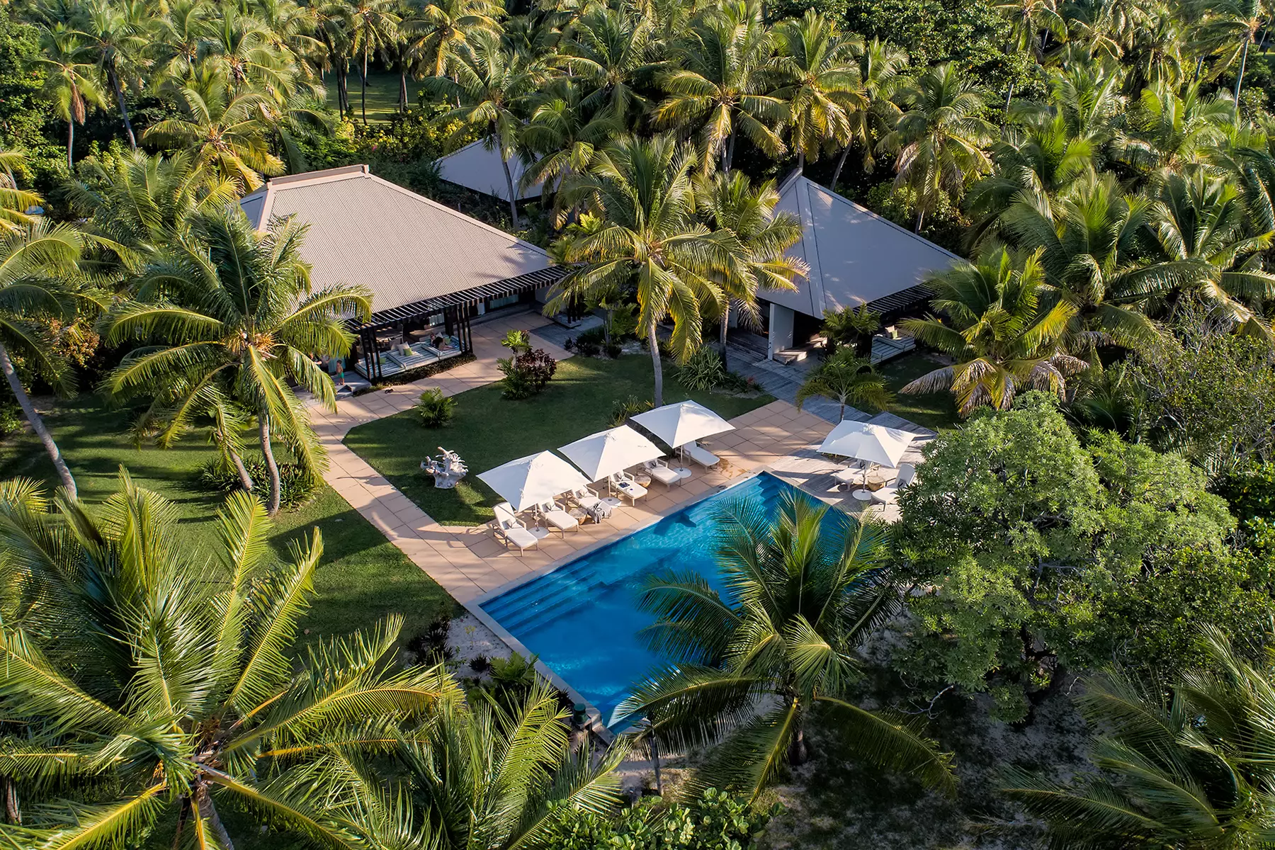 Вид с воздуха на резиденцию на острове VOMO, Фиджи.