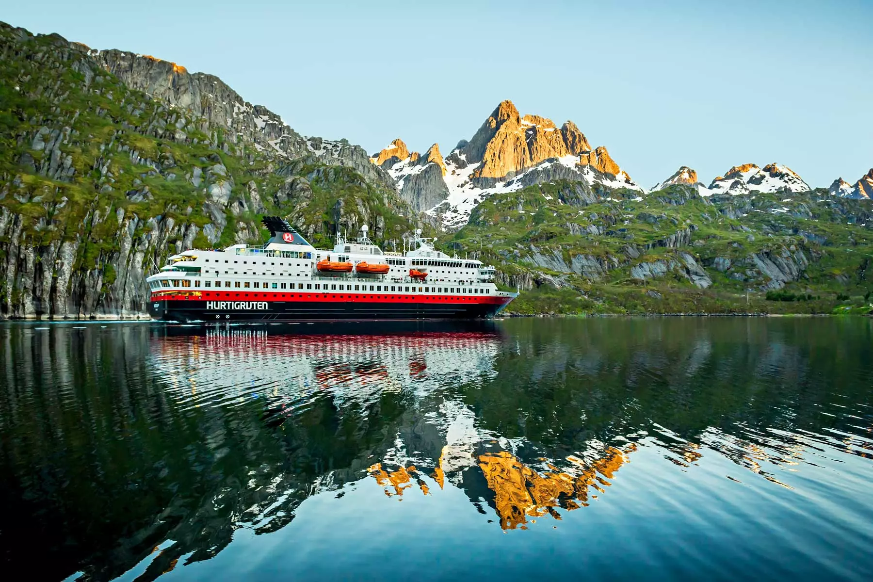 នាវាទេសចរណ៍ Hurtigruten នៅកោះ Lofoten នៃប្រទេសន័រវេស