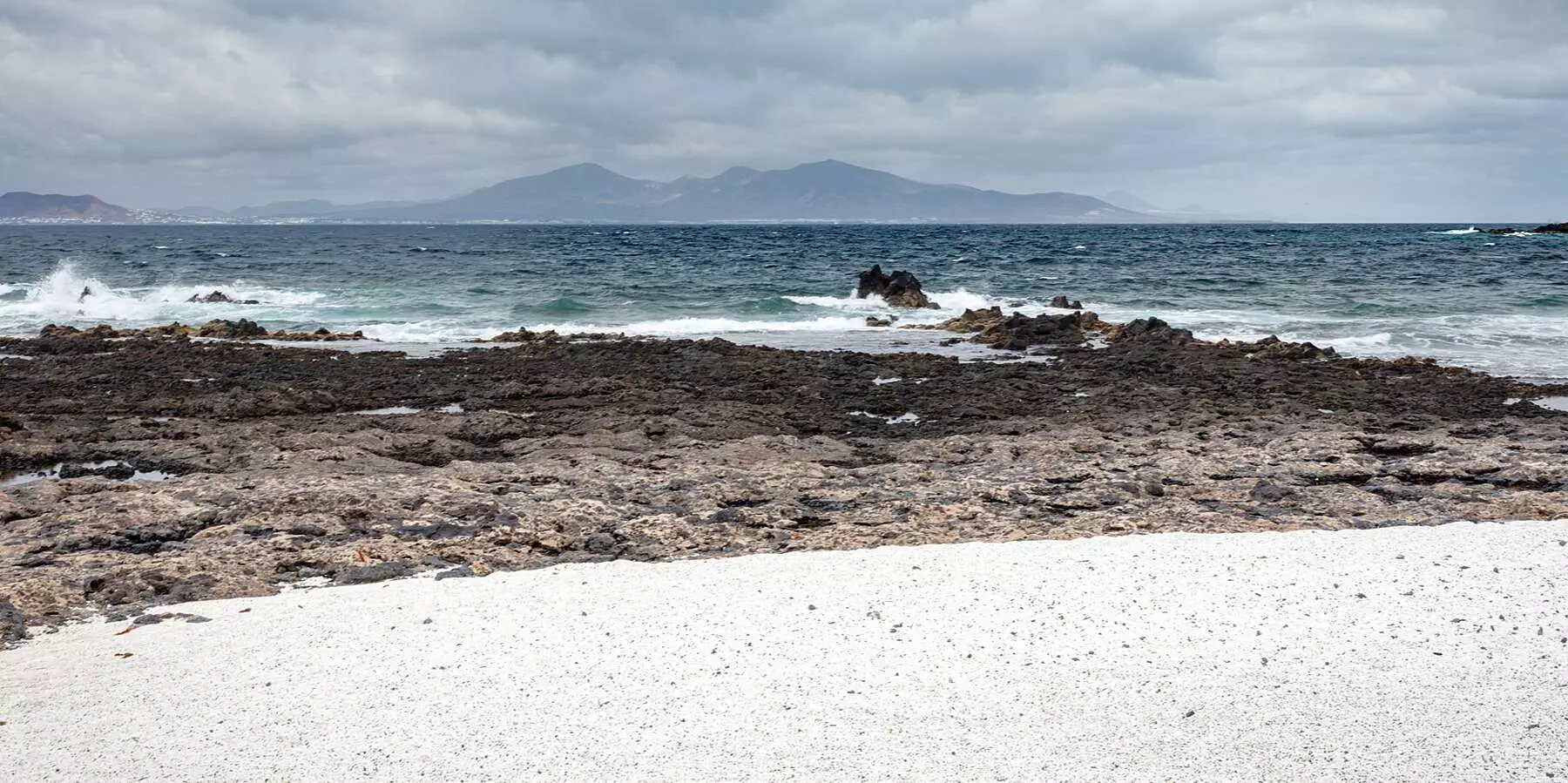 Il y a une "plage de pop-corn" dans les îles Canaries avec des fossiles de corail vieux de 4 000 ans qui ressemblent à des noyaux