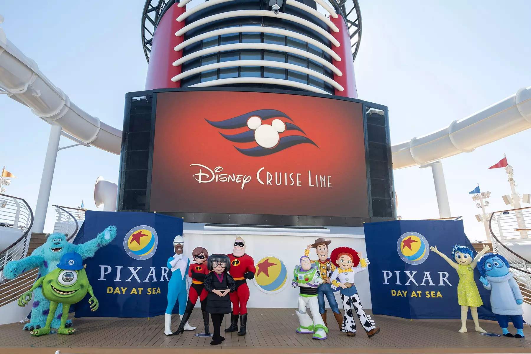นำเสนอประสบการณ์ที่ไม่เหมือนใคร Pixar Day at Sea จะทำให้เรื่องราวอันเป็นที่รักของ “Toy Story”, “Monsters, Inc.”, “The Incredibles”, “Finding Nemo” มีชีวิตชีวาขึ้น และพิเศษสำหรับ Disney Cruise Line เท่านั้น แขก