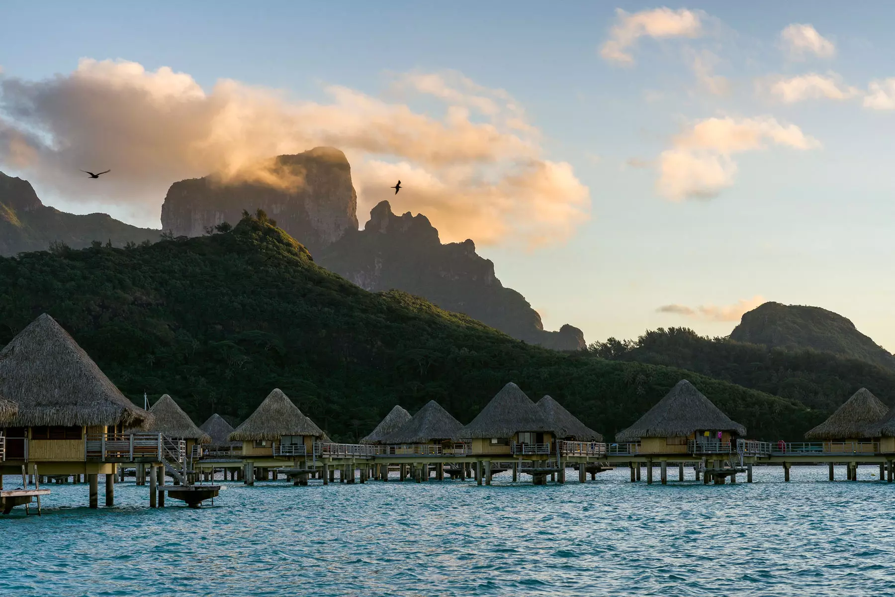 InterContinental Bora Bora senne dall'acqua con le montagne sullo sfondo