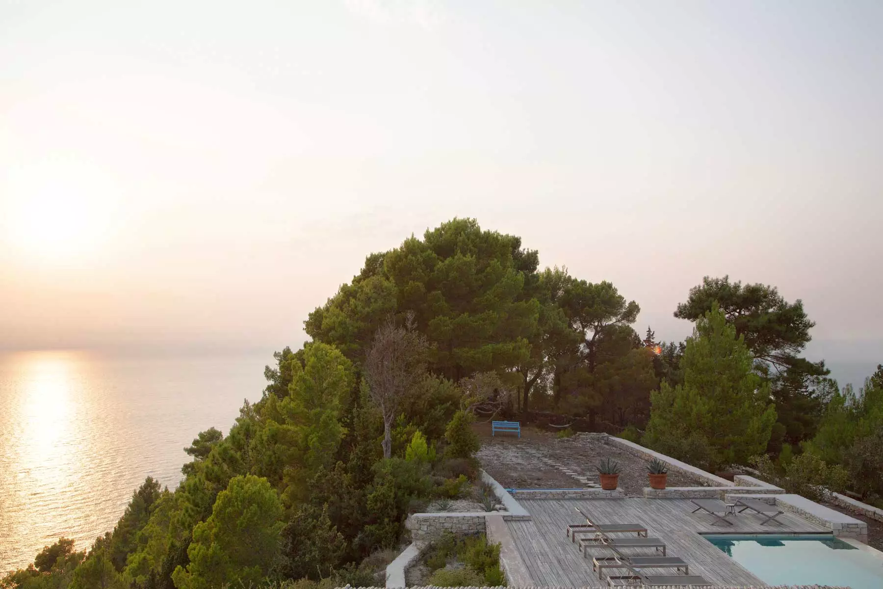 Uitzicht op de zonsondergang vanaf het pooldeck van een villa in Griekenland