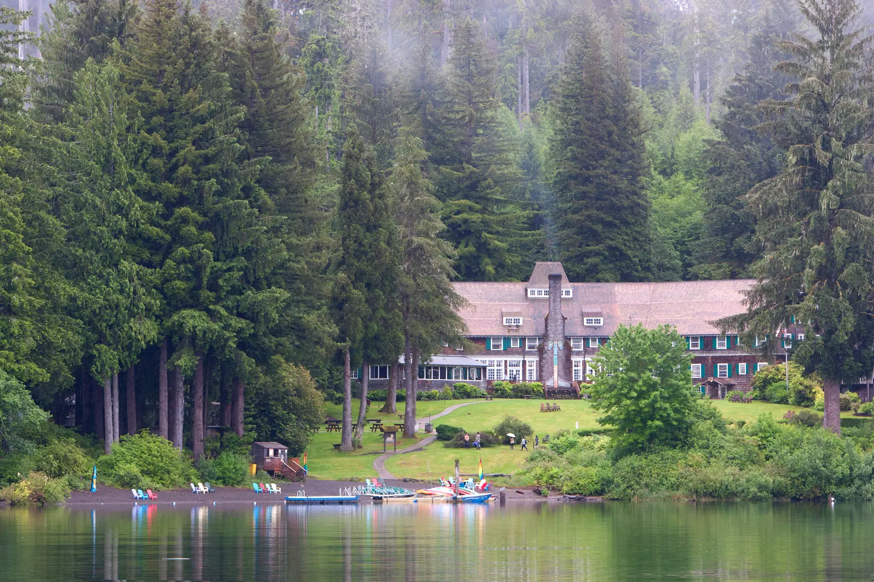 Danau dengan hotel, perahu, dan kursi