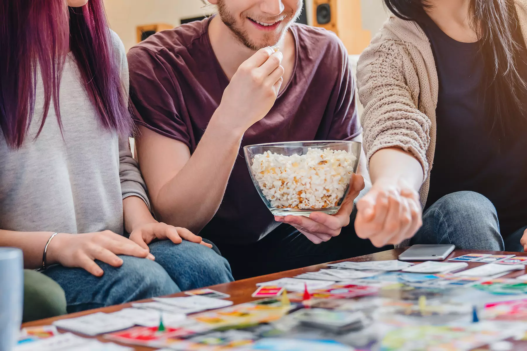 屋内でテーブルゲームで遊んでいる幸せな友達はほとんどいません