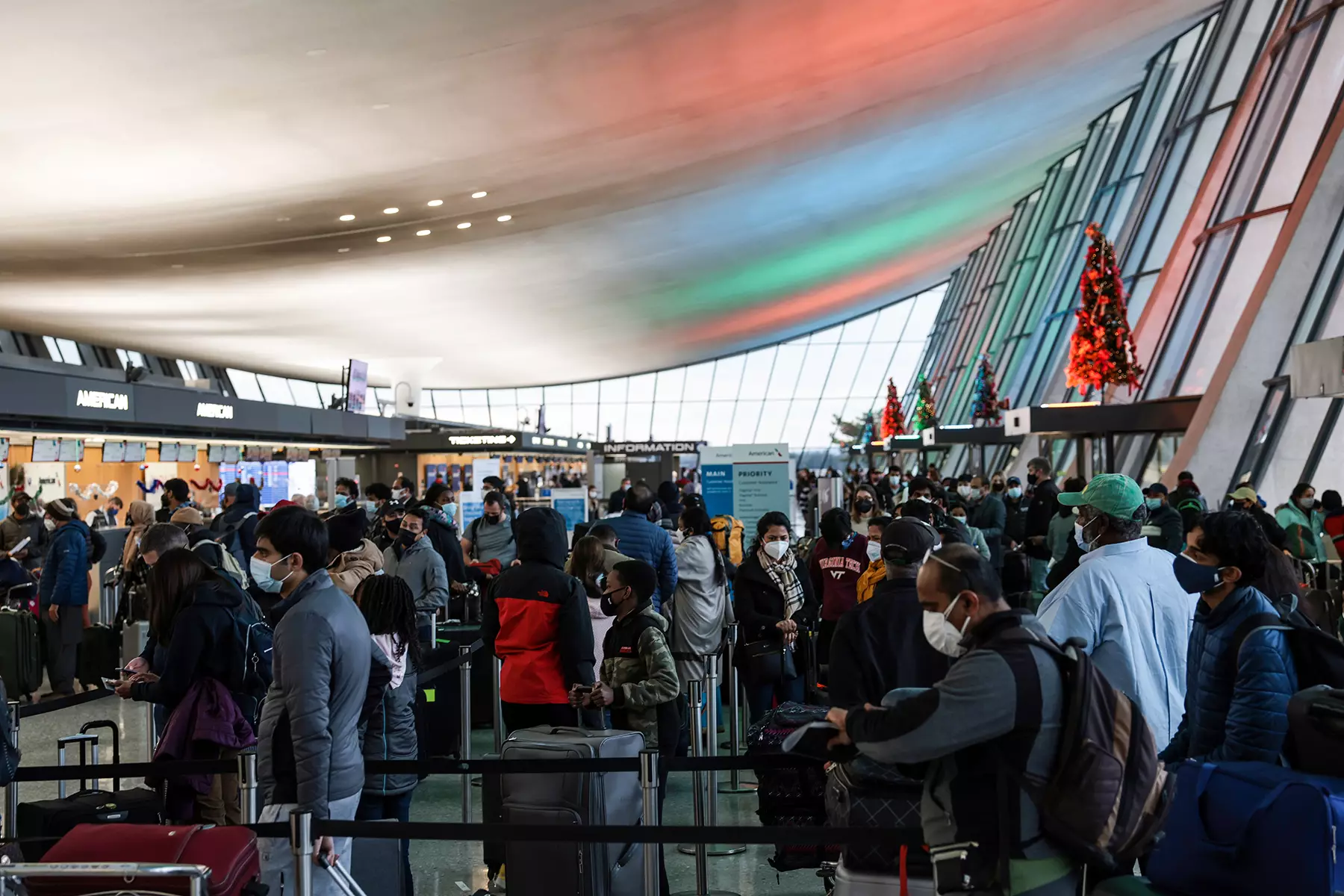 Pasażerowie czekają w kolejce do odprawy na swój lot na Międzynarodowym Lotnisku Dulles