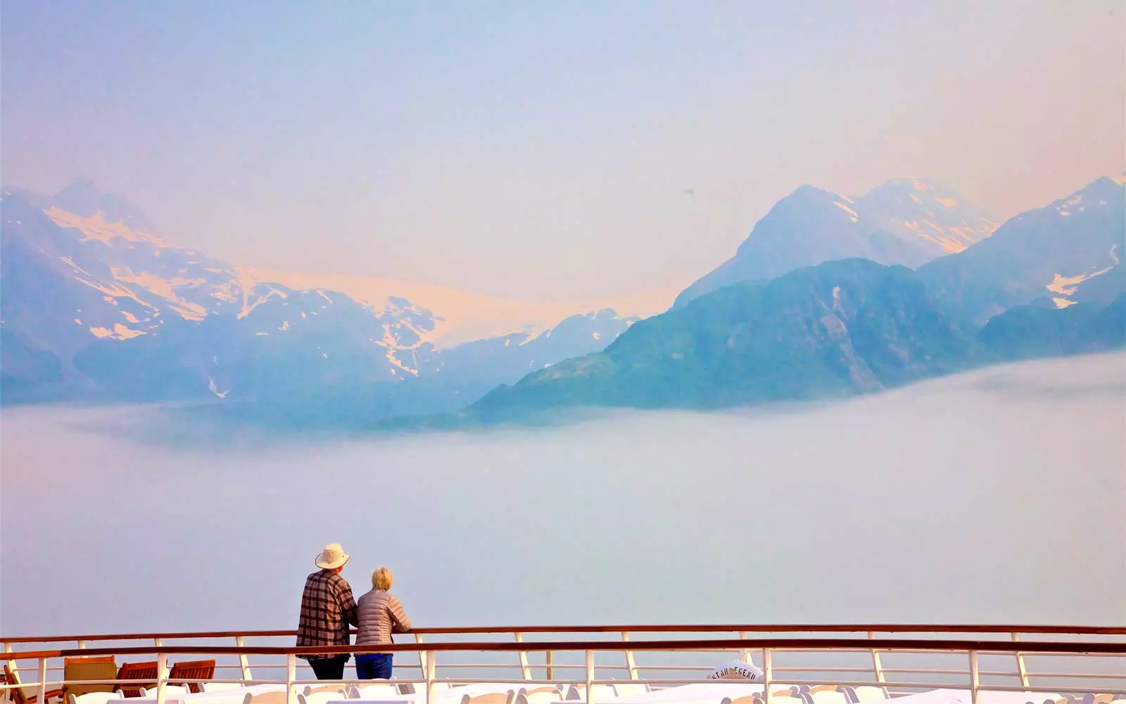 Izithandani zihamba ngomkhumbi e-Kenai Fjords National Park, e-Alaska