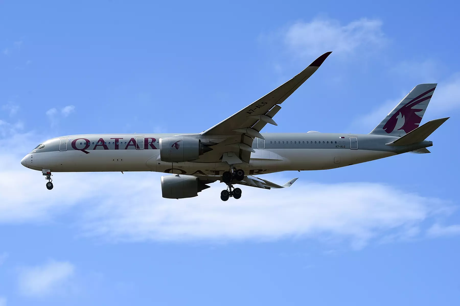 Airbus A350 Qatar Airlines. Pesawat di Bandara Internasional Fiumicino. Roma (Italia)