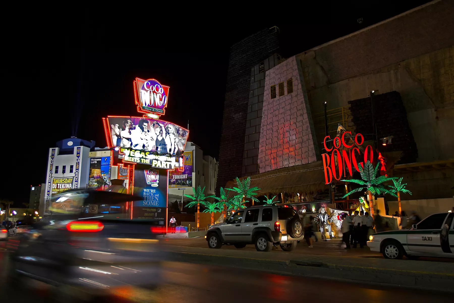 Boulevard Kukulcan kyltit valaistu Coco Bongo -yökerho Cancun Quintana Roo Meksiko