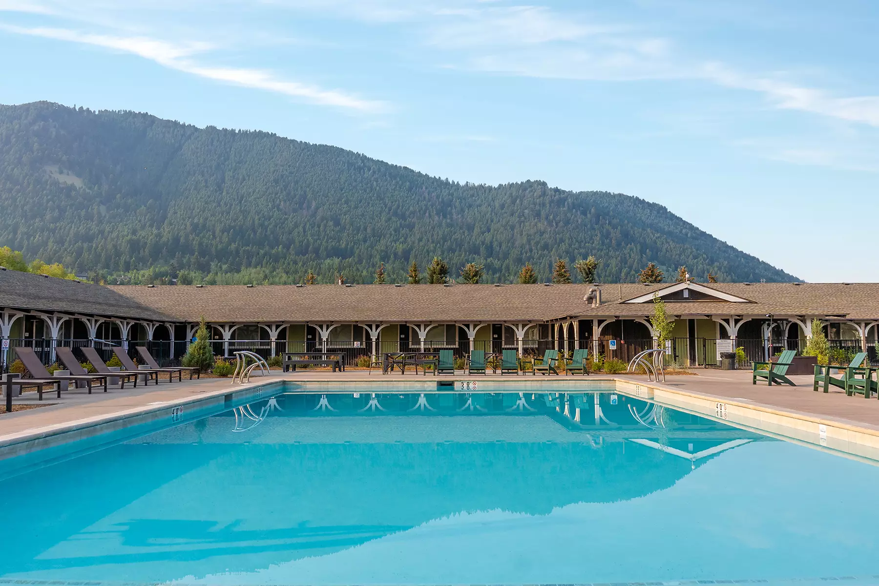 A piscina e o exterior do The Virginian Lodge