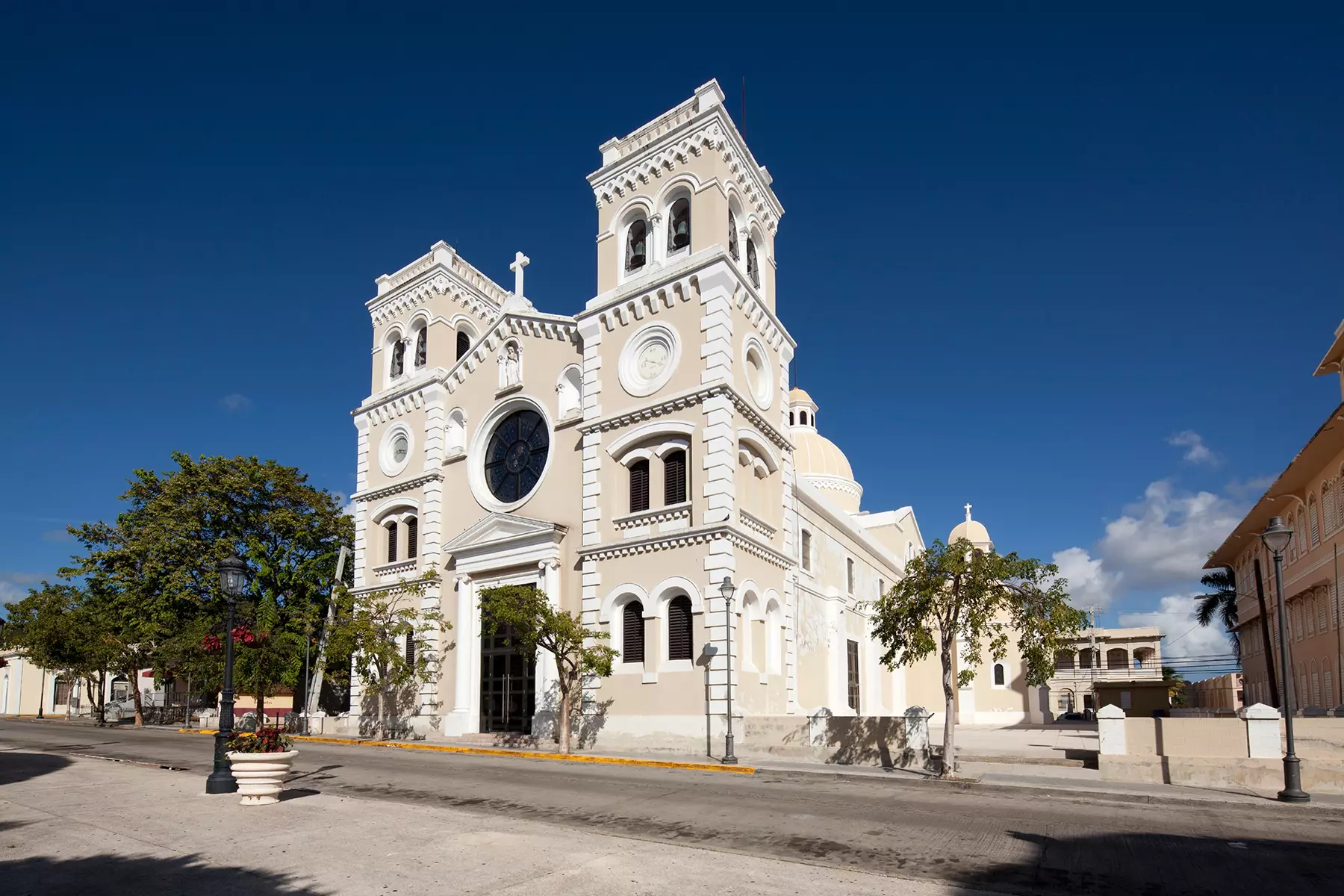 Lub tsev teev ntuj Catholic, ntawm pej xeem square ntawm Guayama, Puerto Rico.